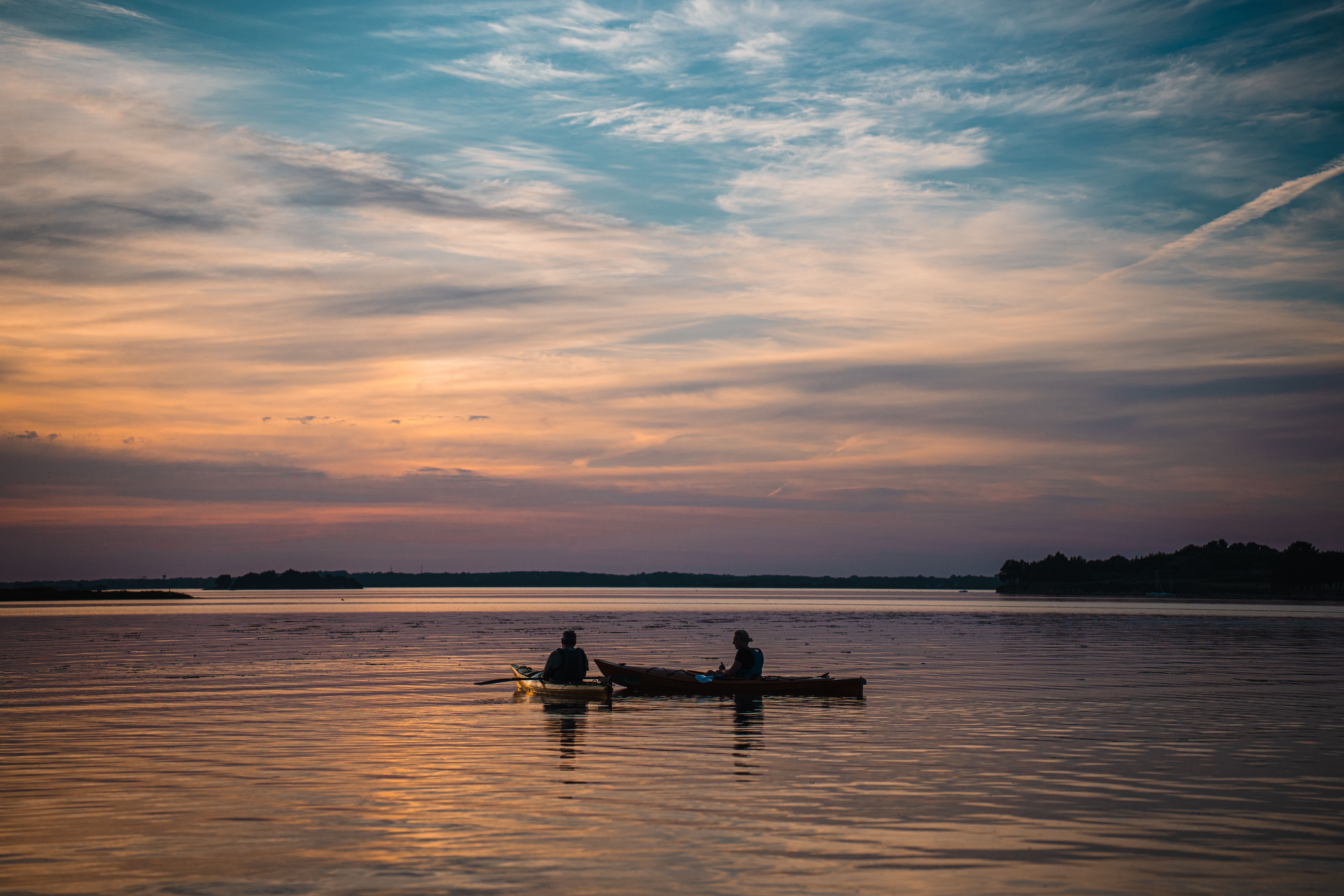 Kayakers on Lake at Dawn · Free Stock Photo