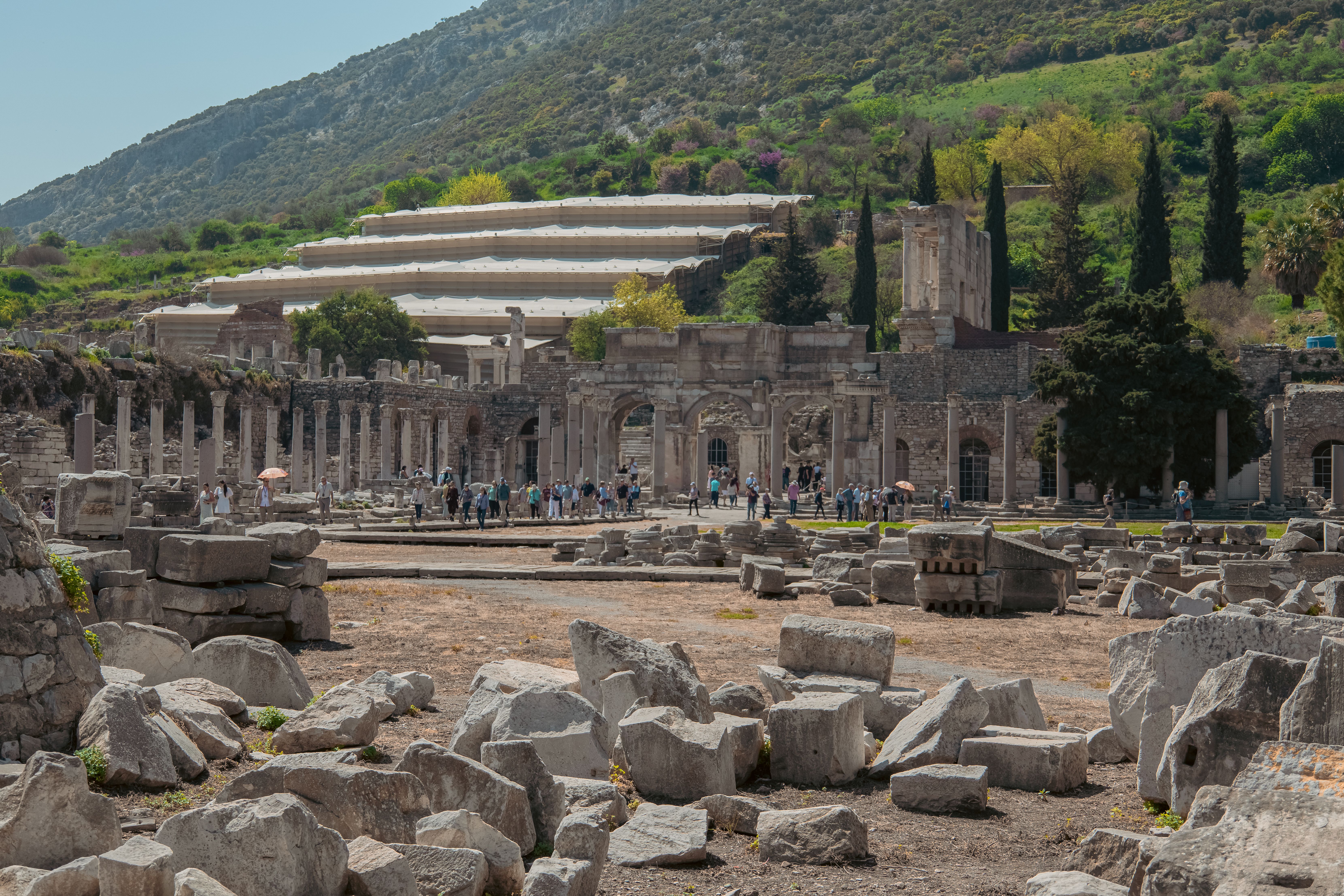A large stone building with a large stone structure · Free Stock Photo