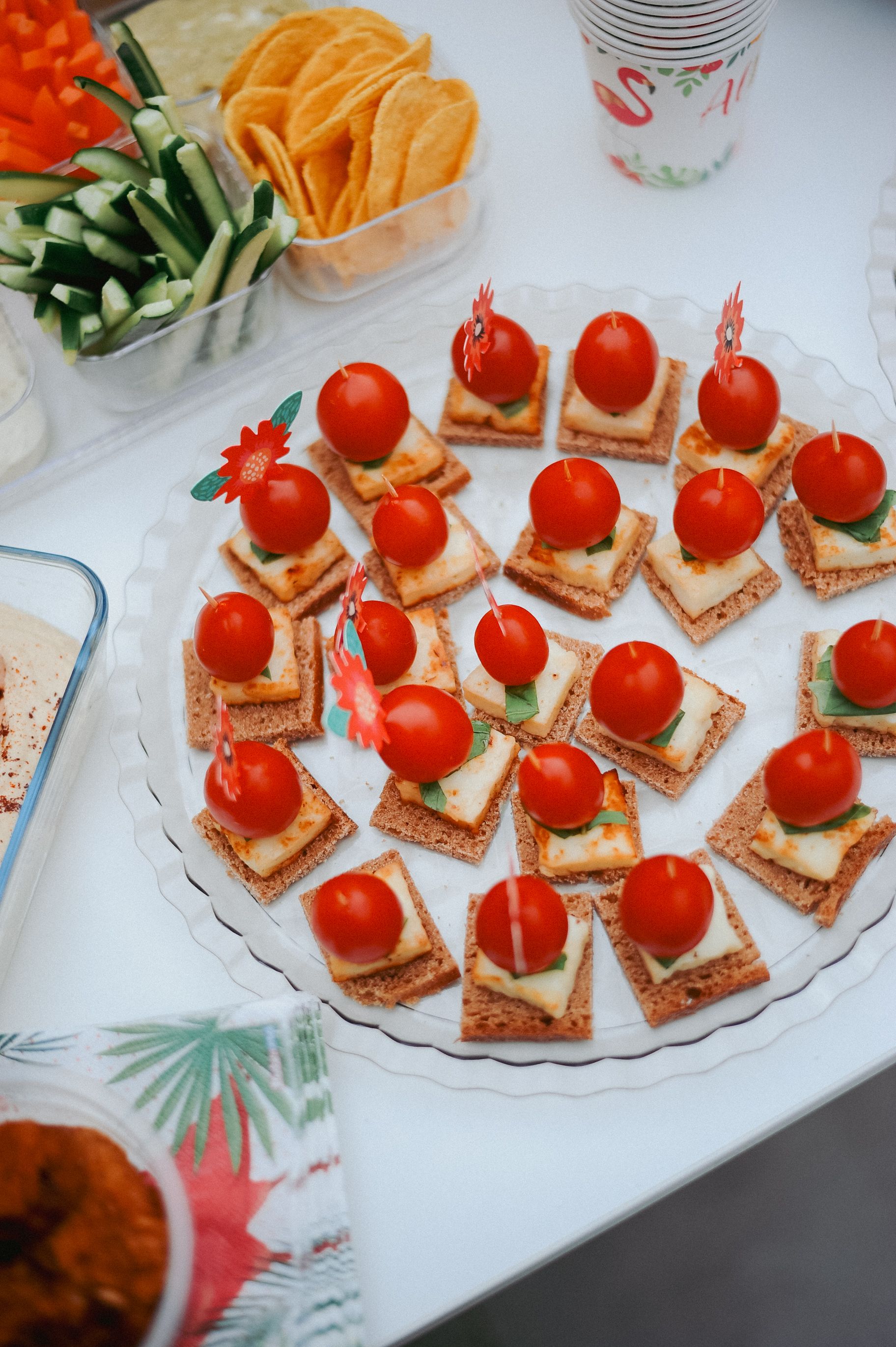 A plate of appetizers with tomatoes and other vegetables · Free Stock Photo