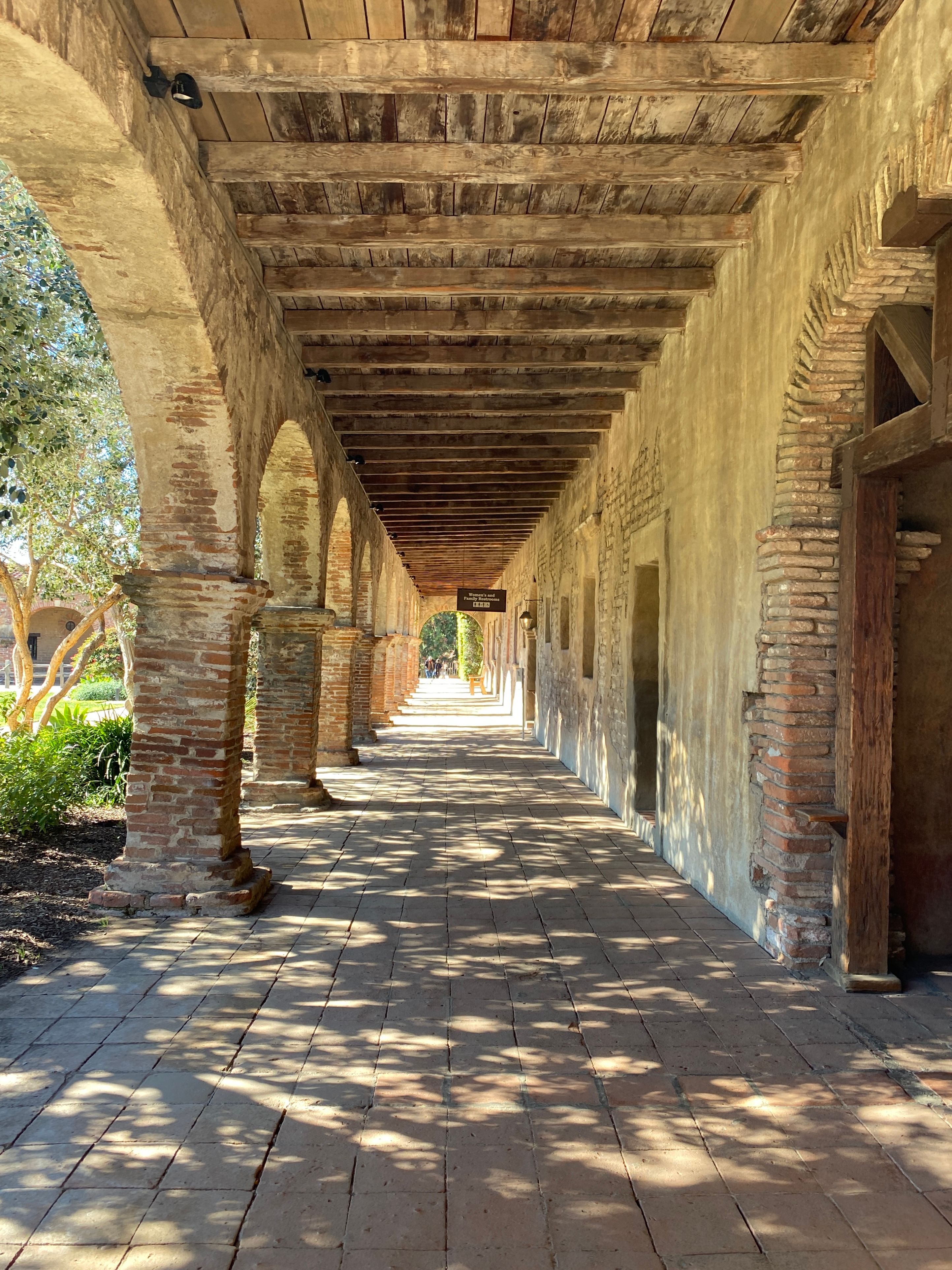 Exterior of an Old Building · Free Stock Photo