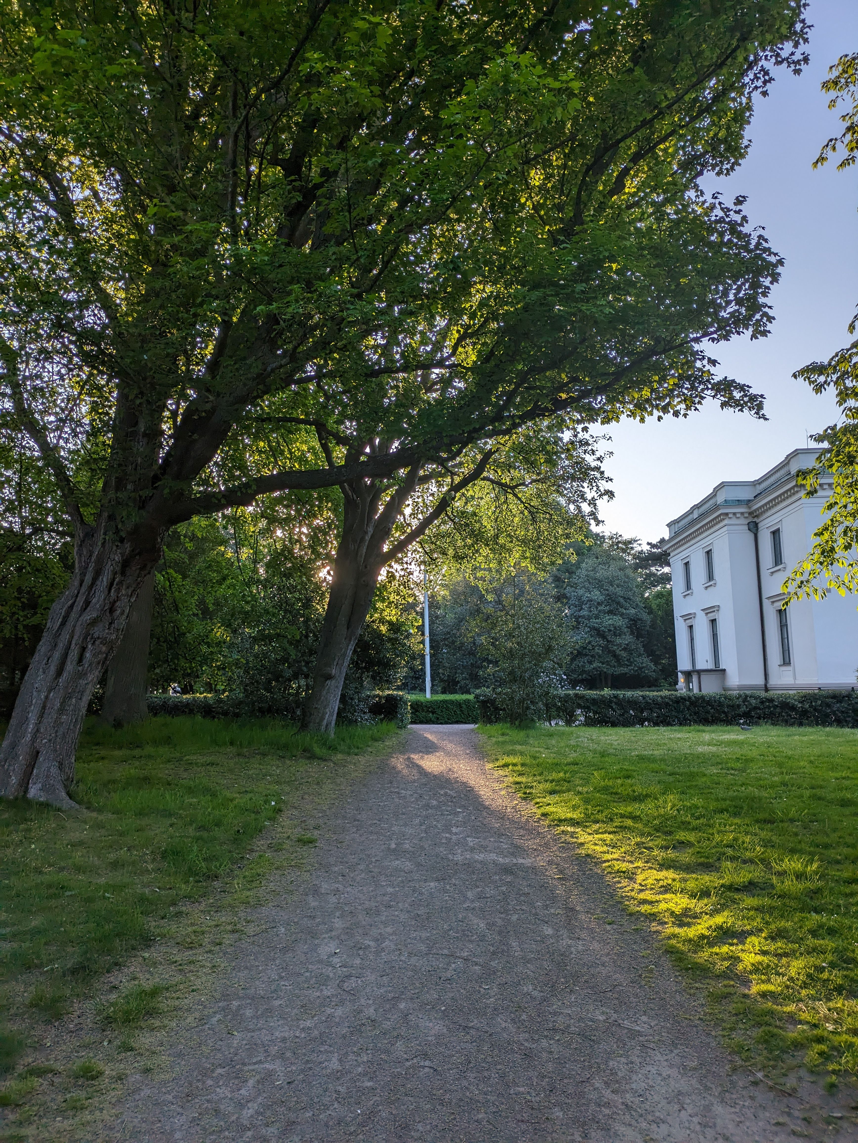 A path leading to a house with trees and grass · Free Stock Photo