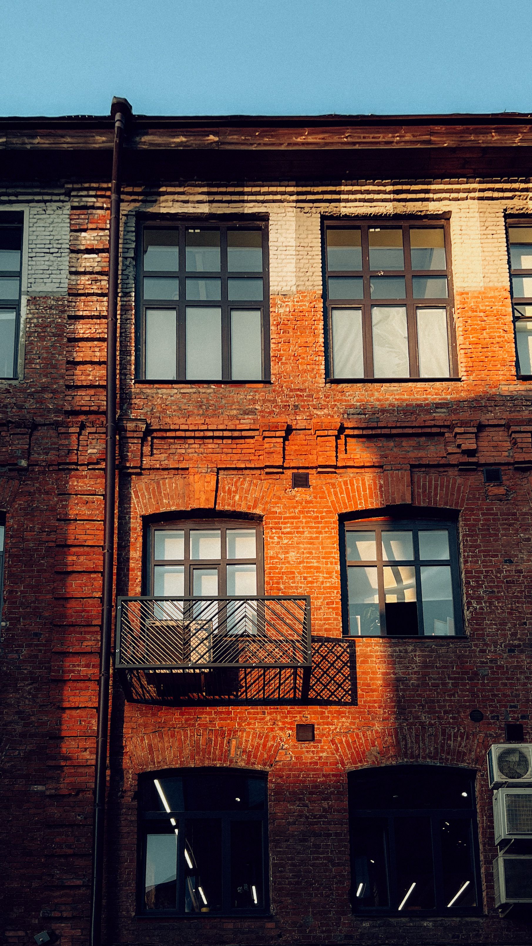 Brick Apartment Building with Black Windows · Free Stock Photo