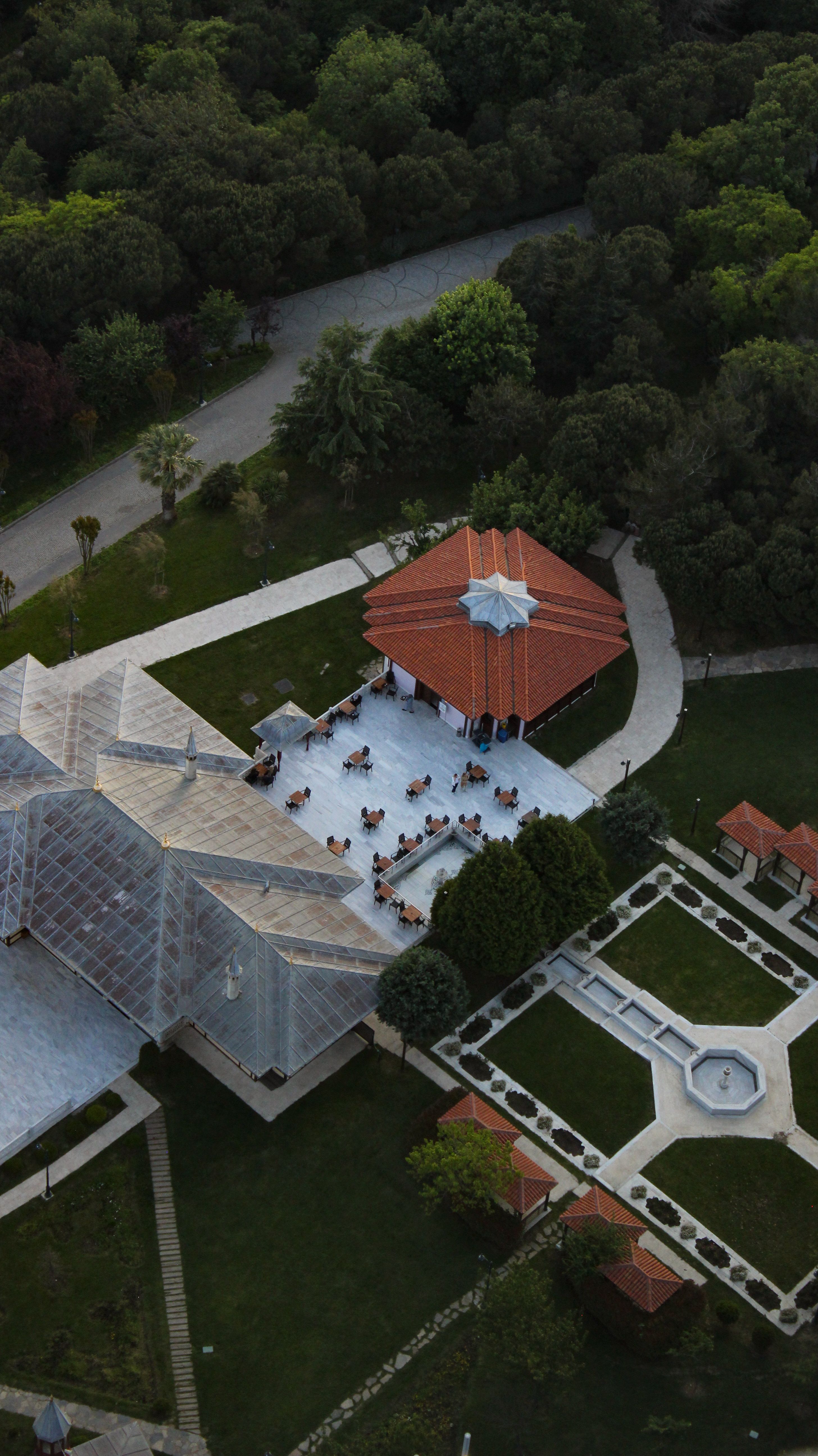 An aerial view of a building with a large roof · Free Stock Photo