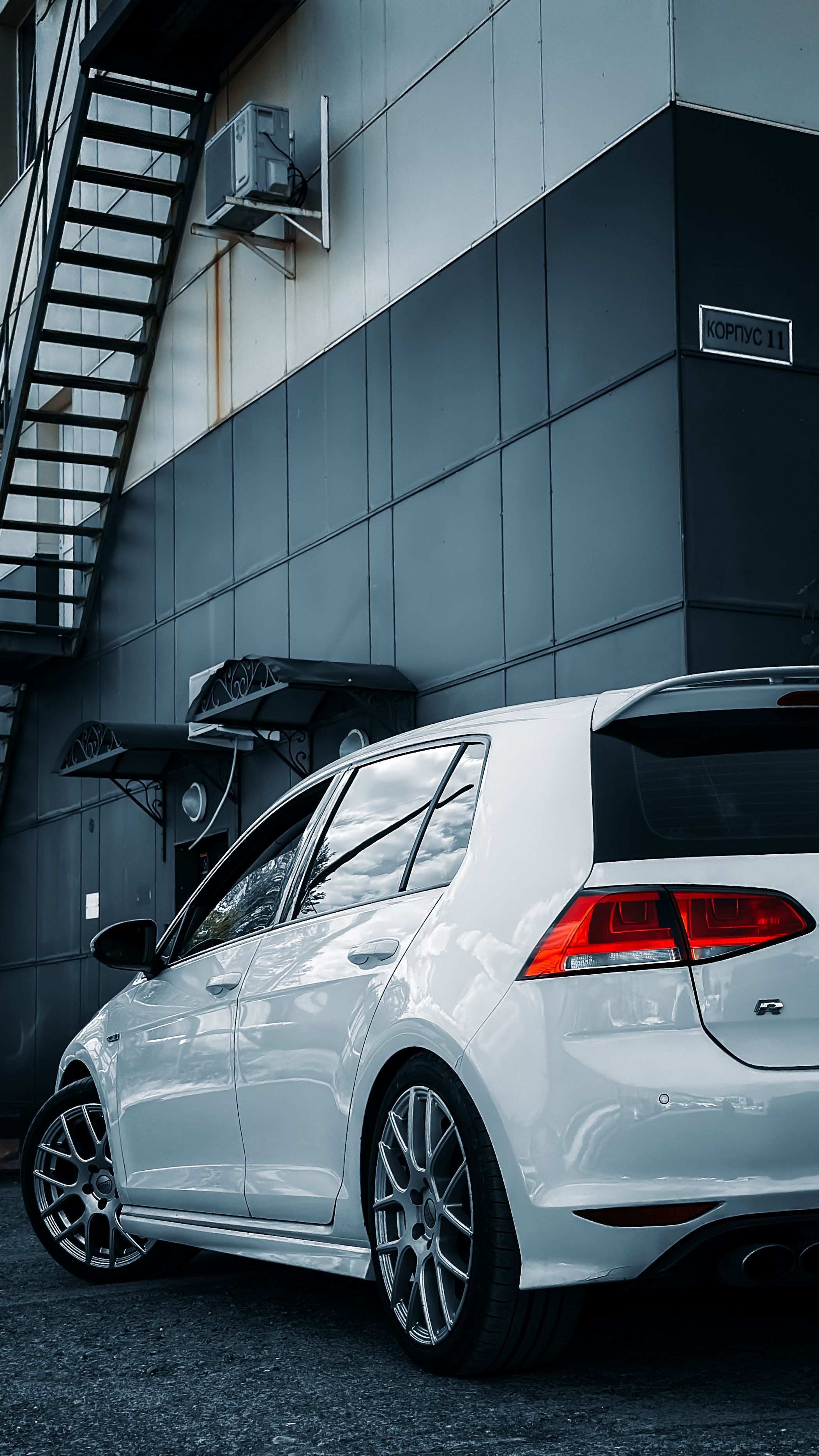 Photo of a White Vehicle · Free Stock Photo