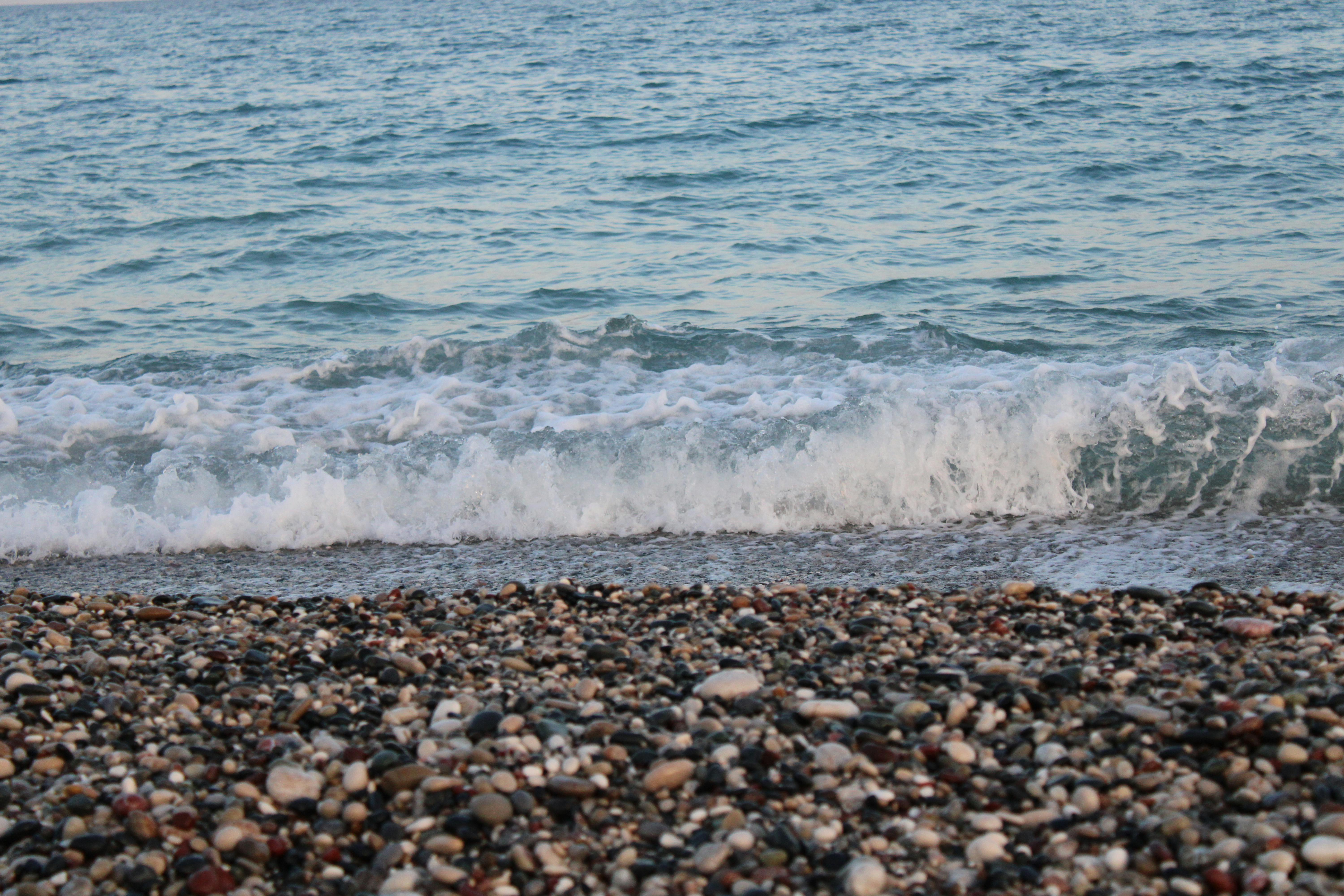 Ocean Waves Crashing on Shore · Free Stock Photo
