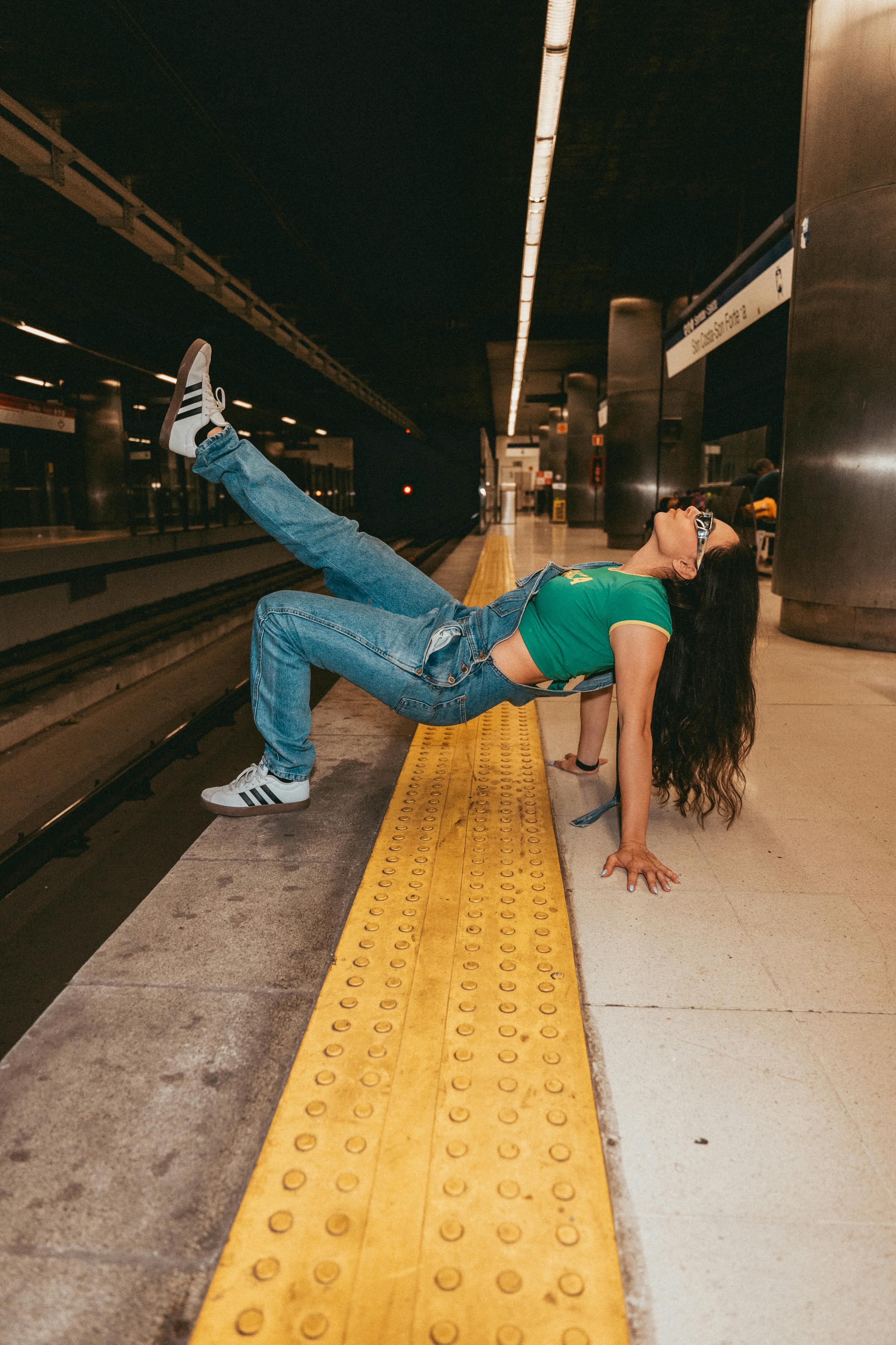 Foto de stock gratuita sobre actuación, andén de metro, aventura ...