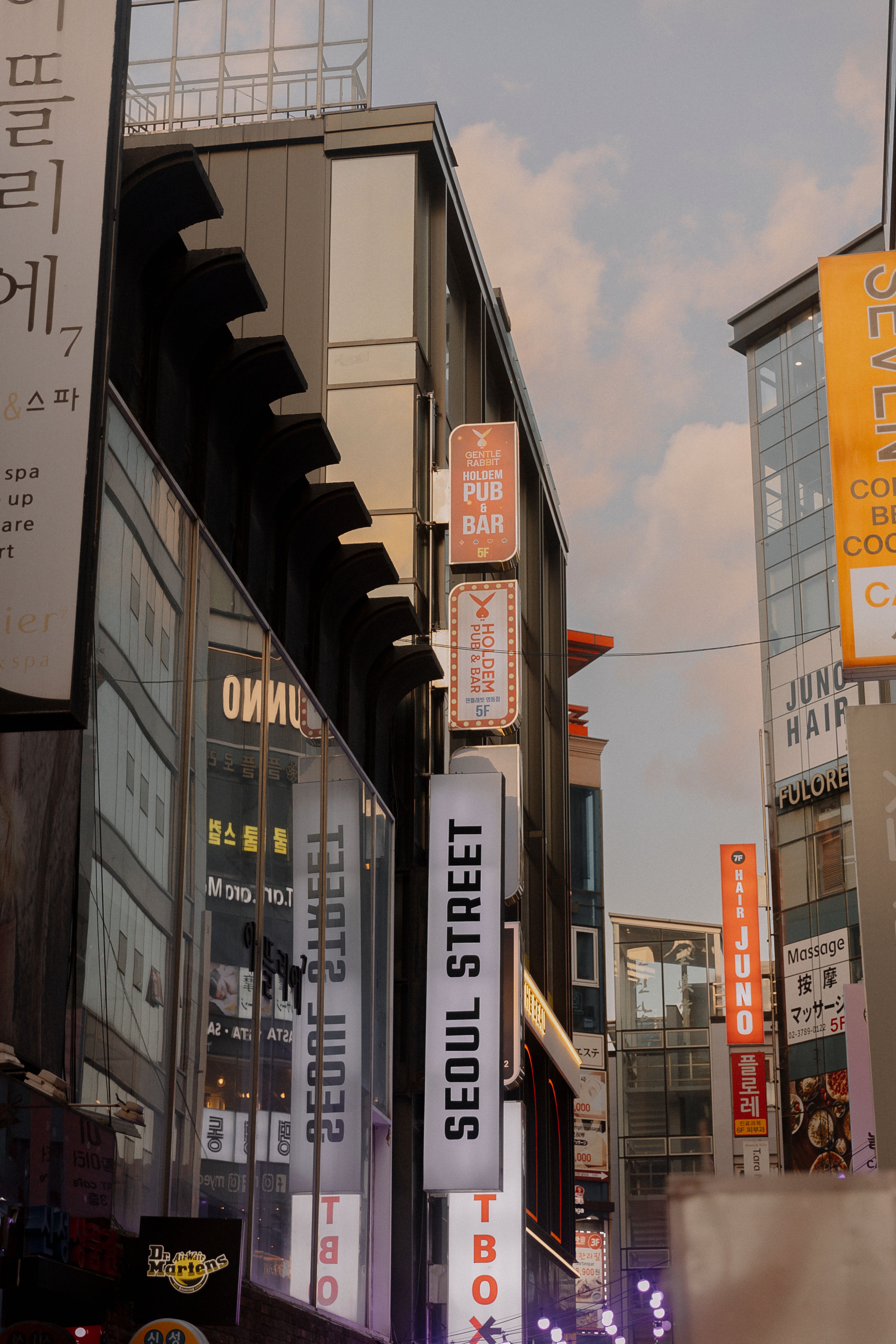 A street with many buildings and signs · Free Stock Photo