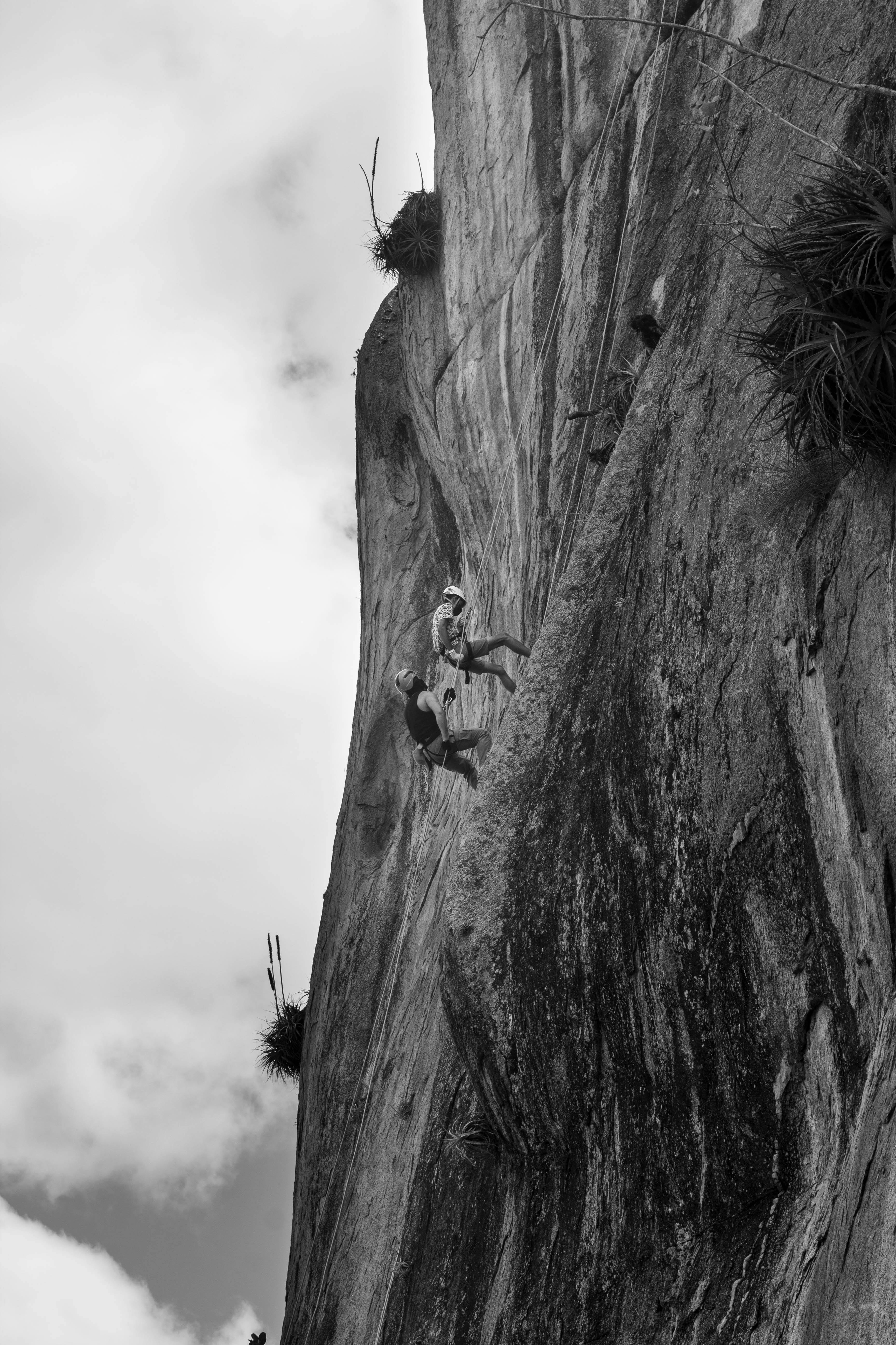 Foto De Silueta De Persona Colgada Por El Acantilado · Foto de stock ...