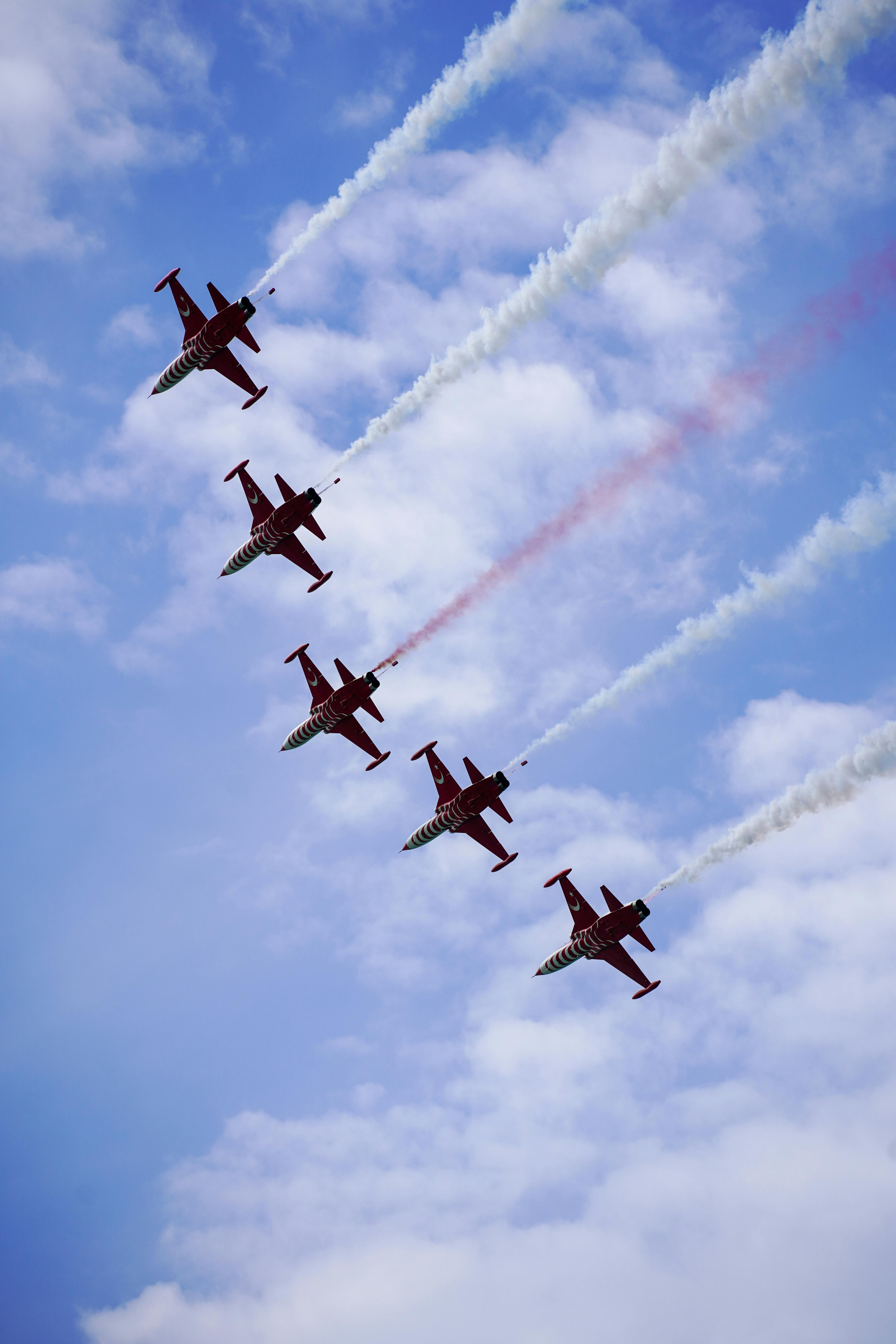 Four jets flying in formation · Free Stock Photo