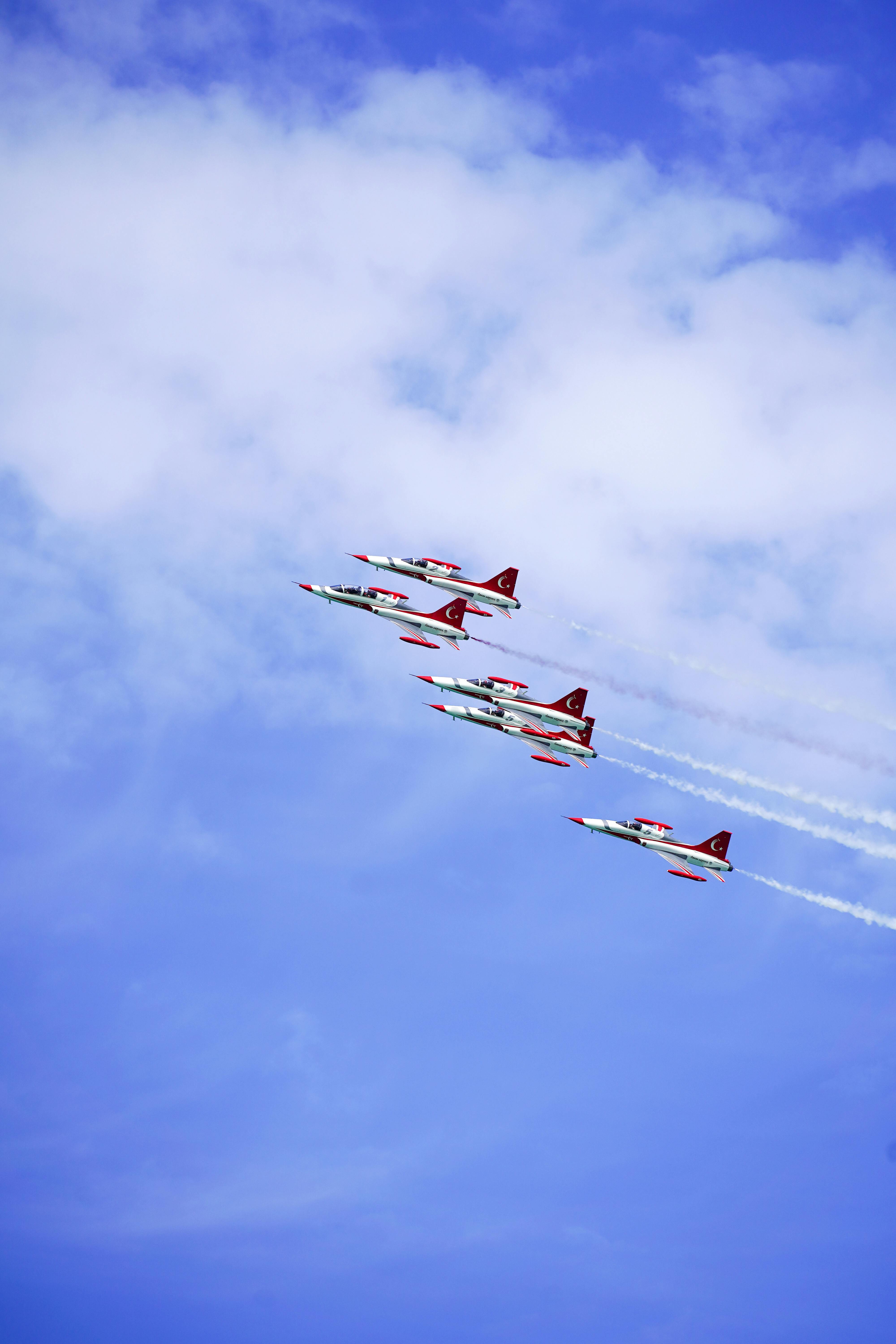 Four planes flying in formation in the sky · Free Stock Photo