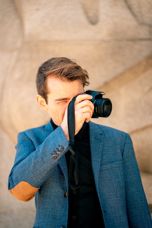 Foto De Persona Sosteniendo Una Cámara Dslr · Fotos De Stock Gratuitas