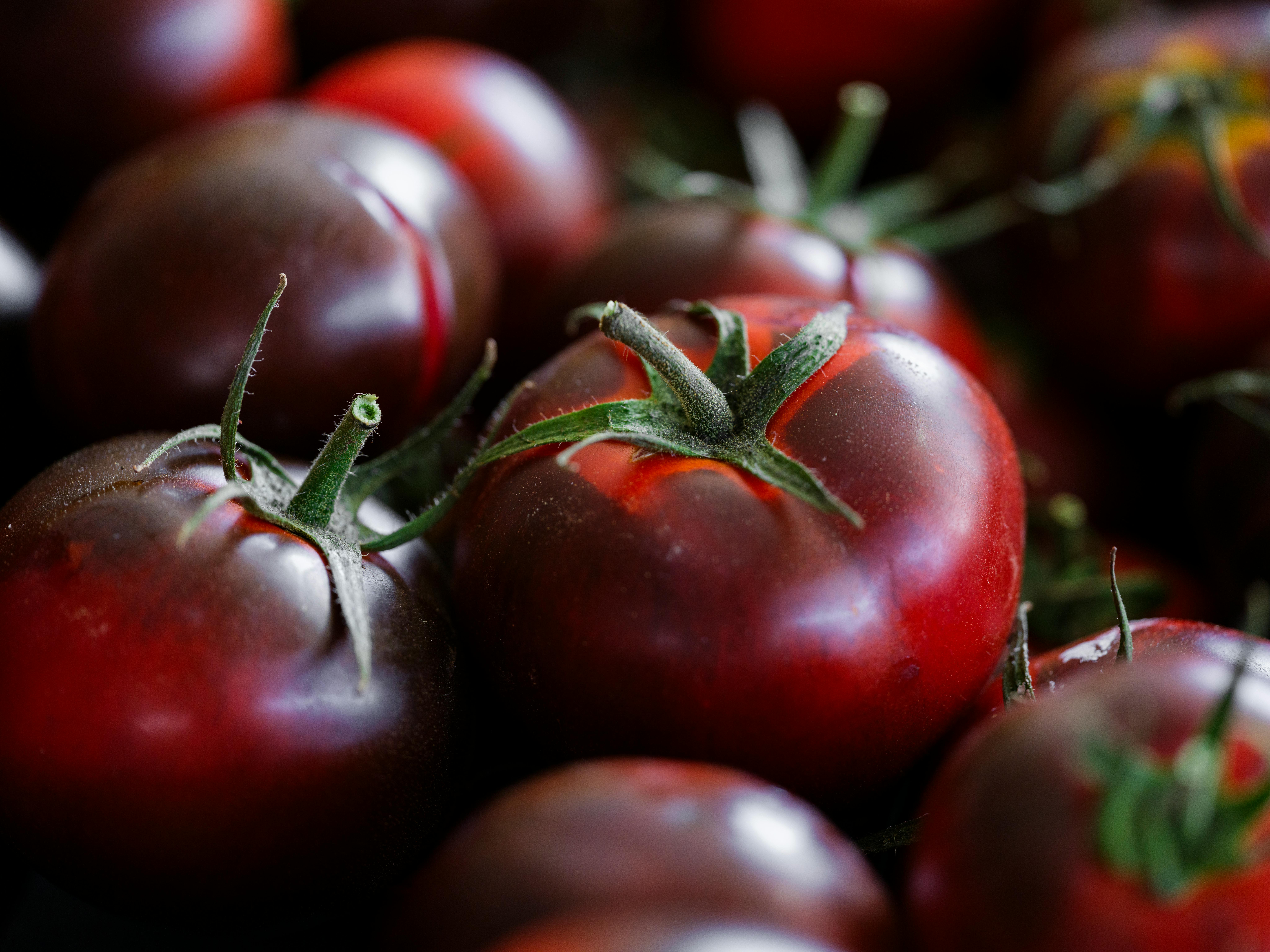 Close-up Photography of a Tomato · Free Stock Photo
