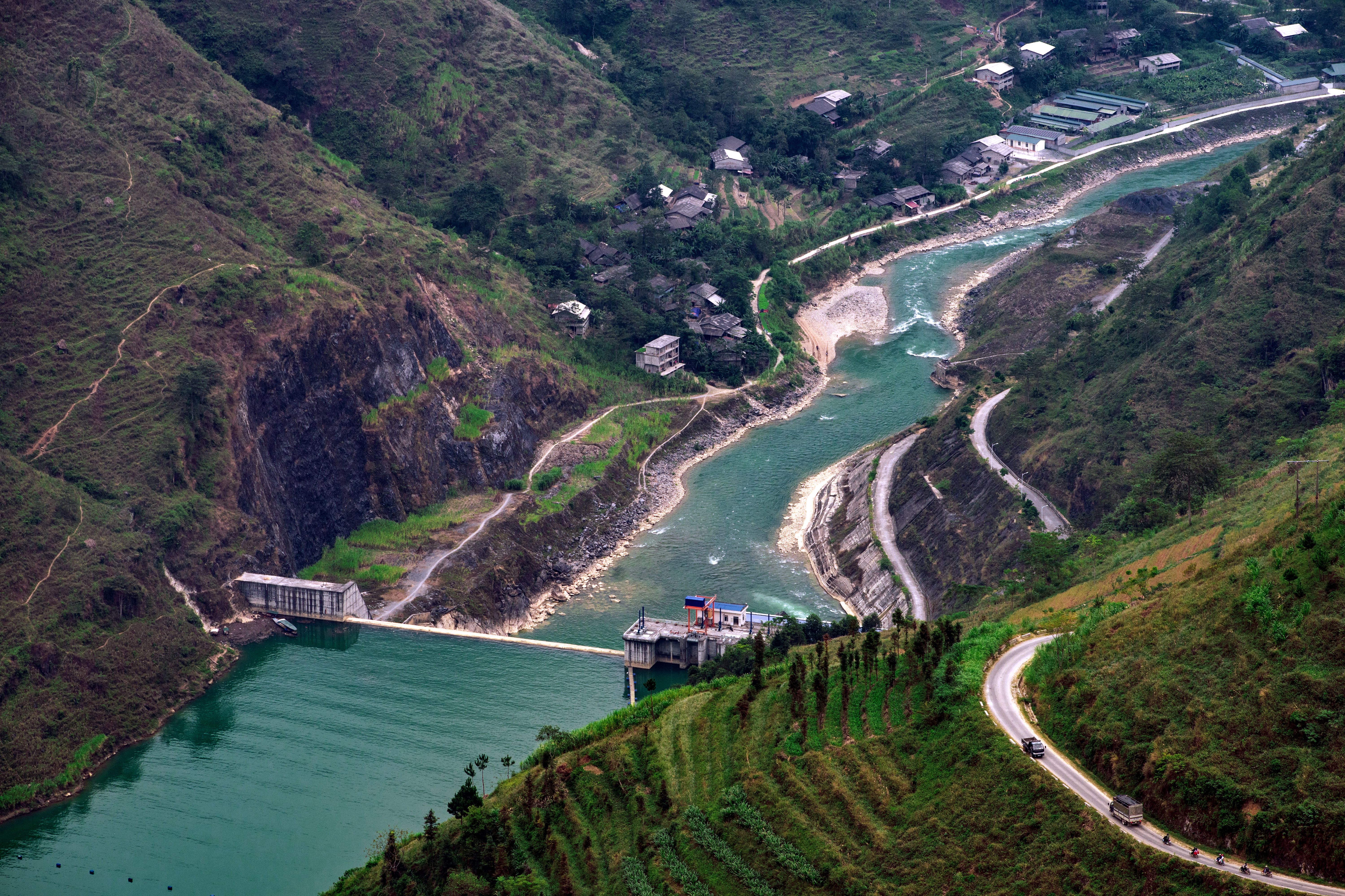 A river with a dam and a road running through it · Free Stock Photo