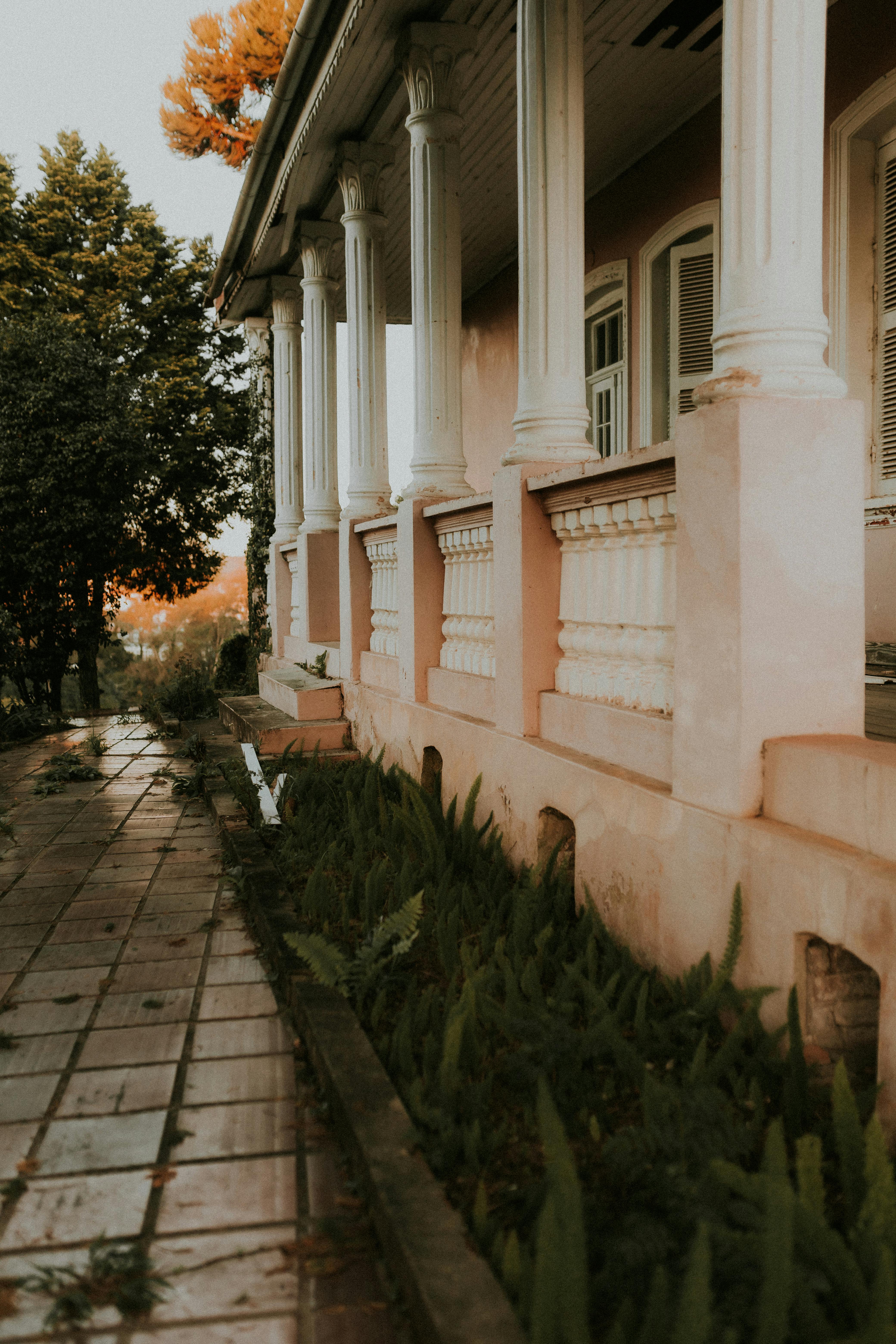 House with Pillars and a Pathway · Free Stock Photo