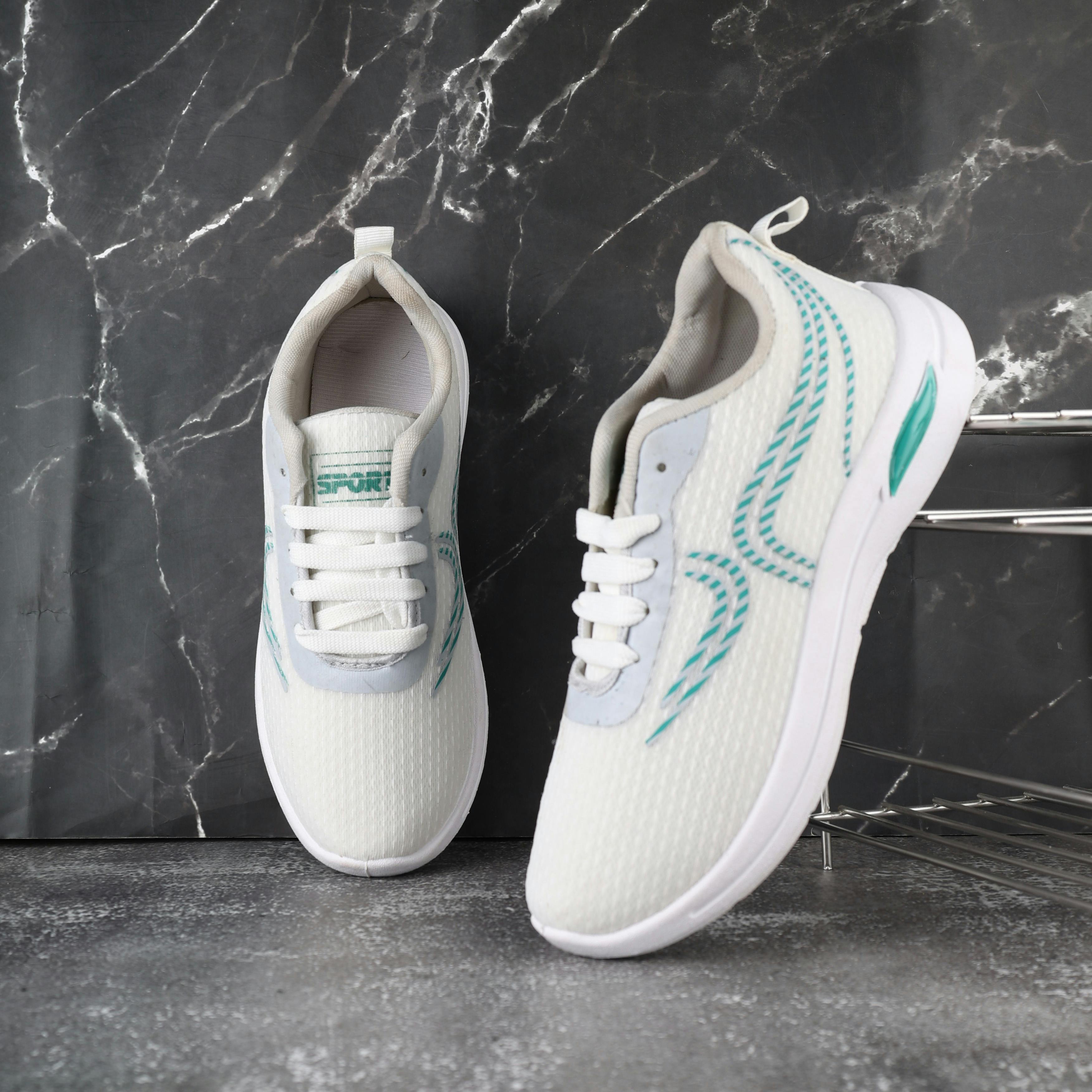 Zapatos Blancos Con Líneas Verdes. · Foto de stock gratuita