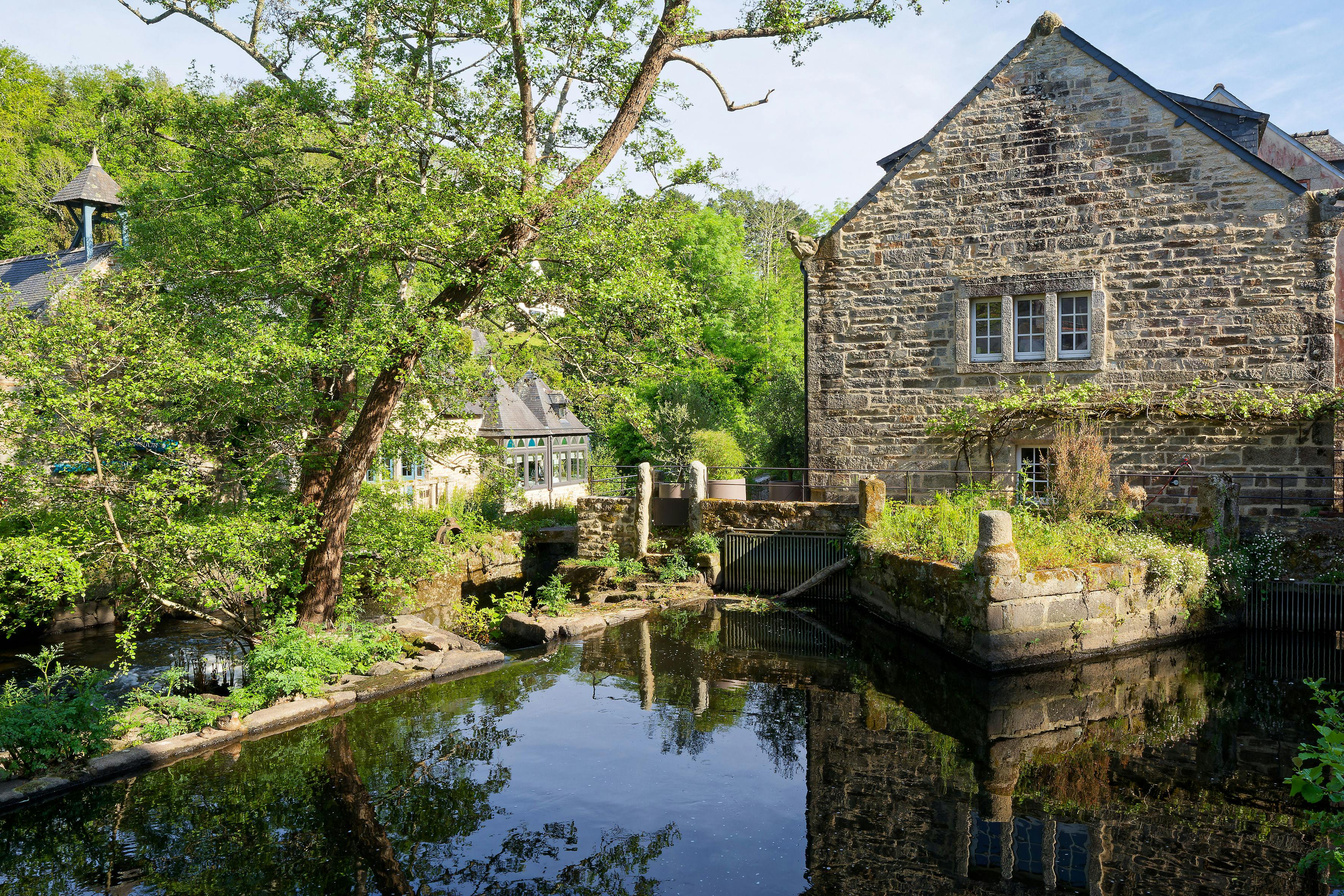 Brick Hut by the Stream · Free Stock Photo