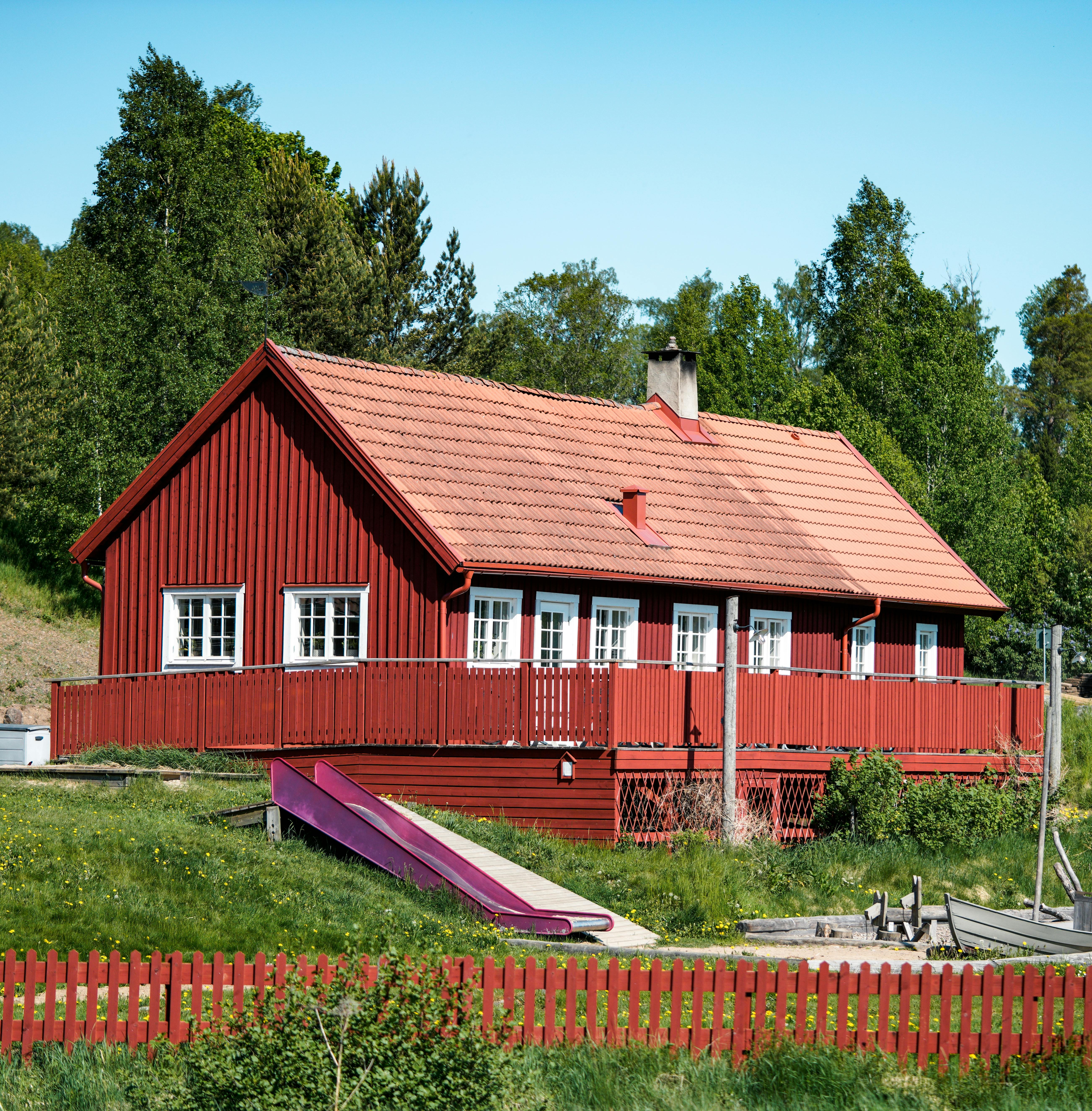 Red House in the Nature · Free Stock Photo