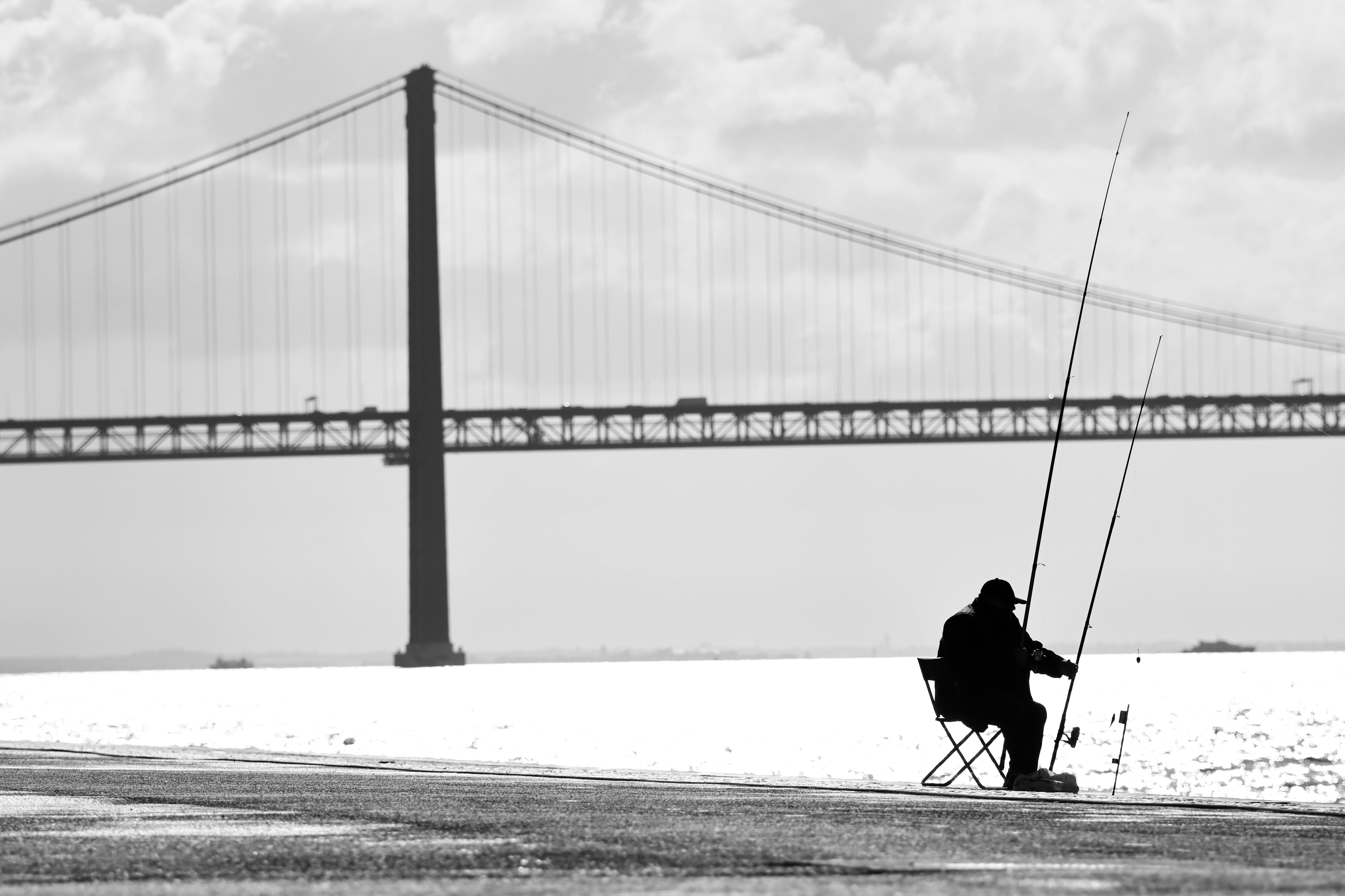 2024 년, 25 de abril bridge, 4월, bnw, bw, bw 사진, 강, 건축, 고요한, 관광, 낚시, 낚시 ...
