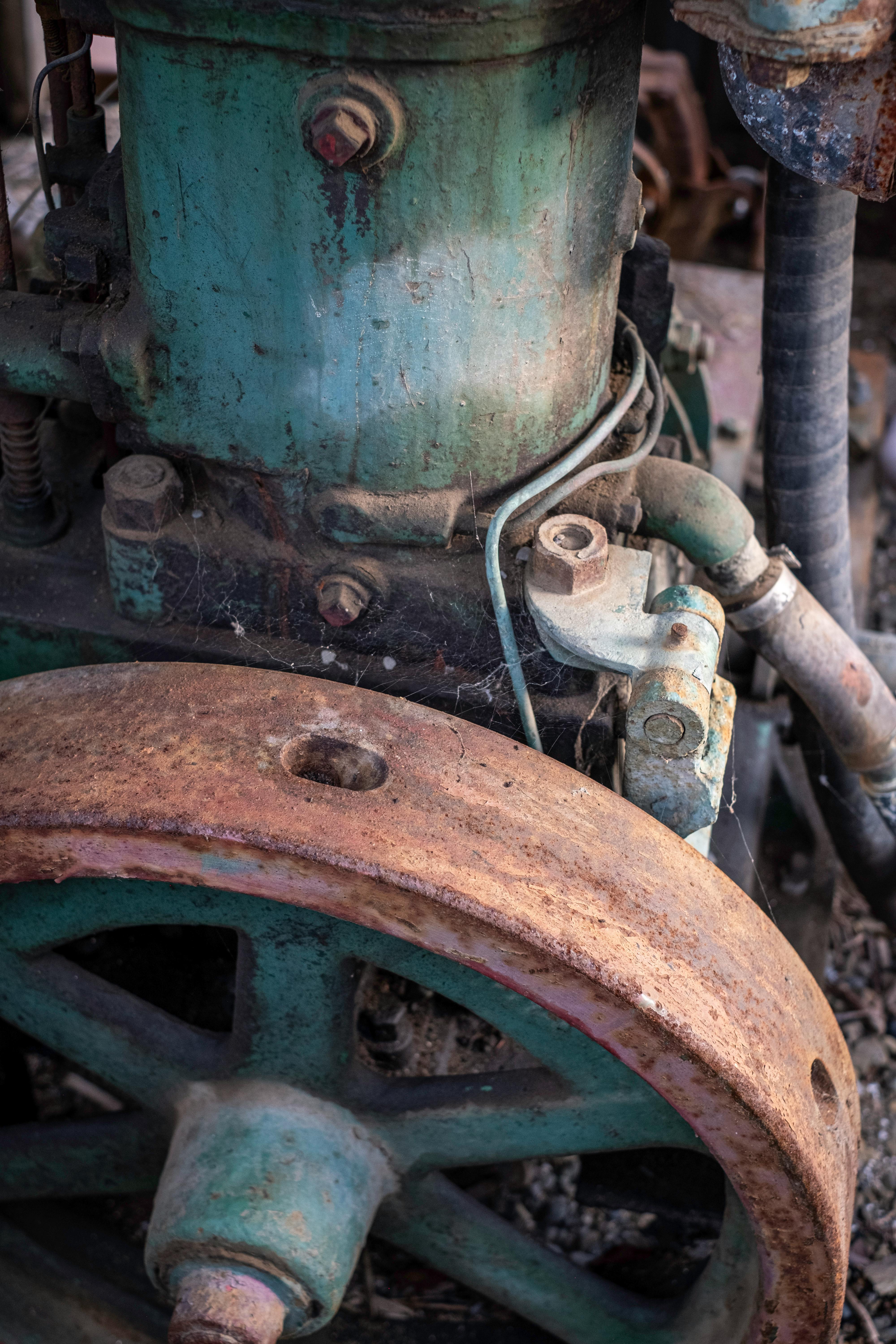 An old engine with a wheel and a wheel · Free Stock Photo