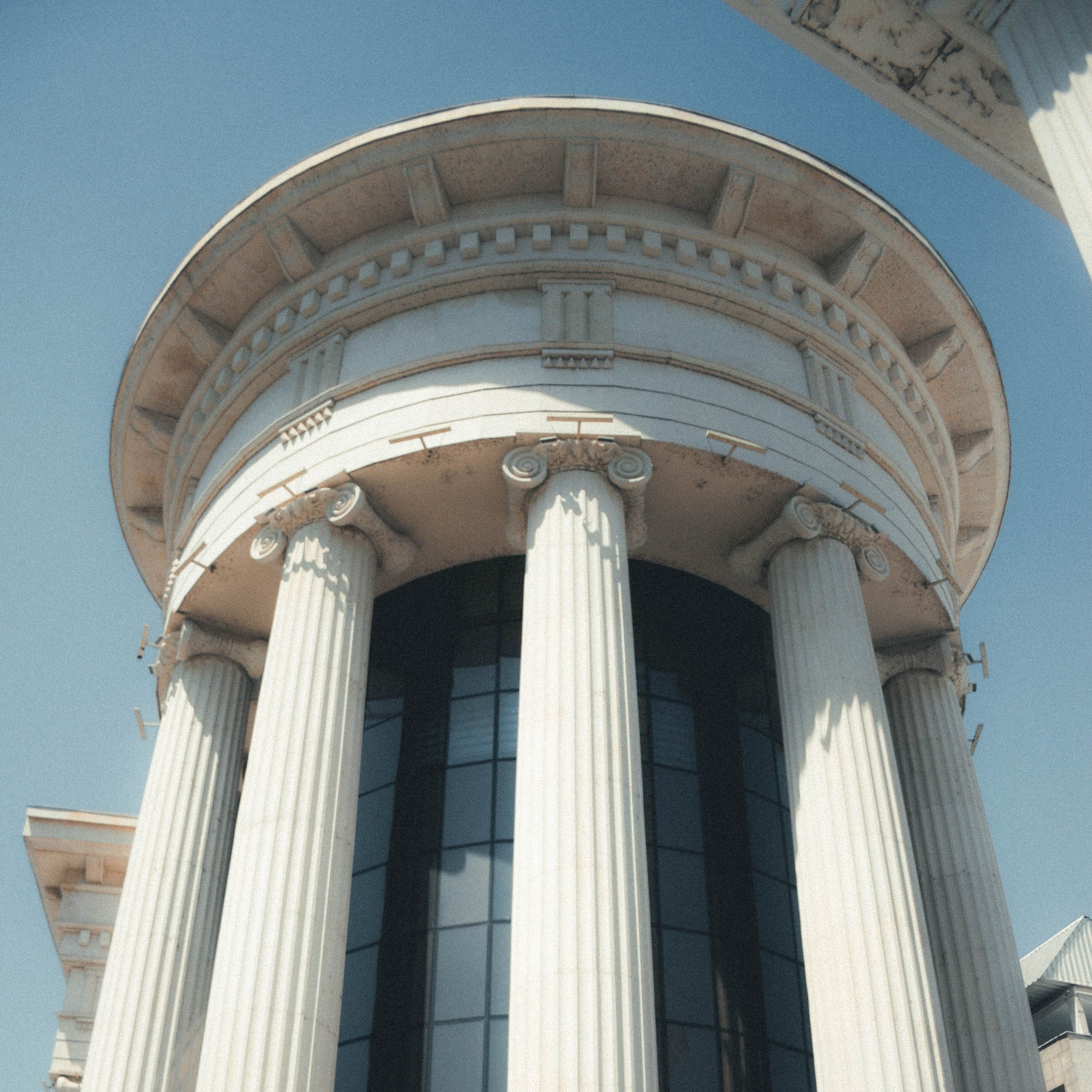 A building with columns and a large window · Free Stock Photo
