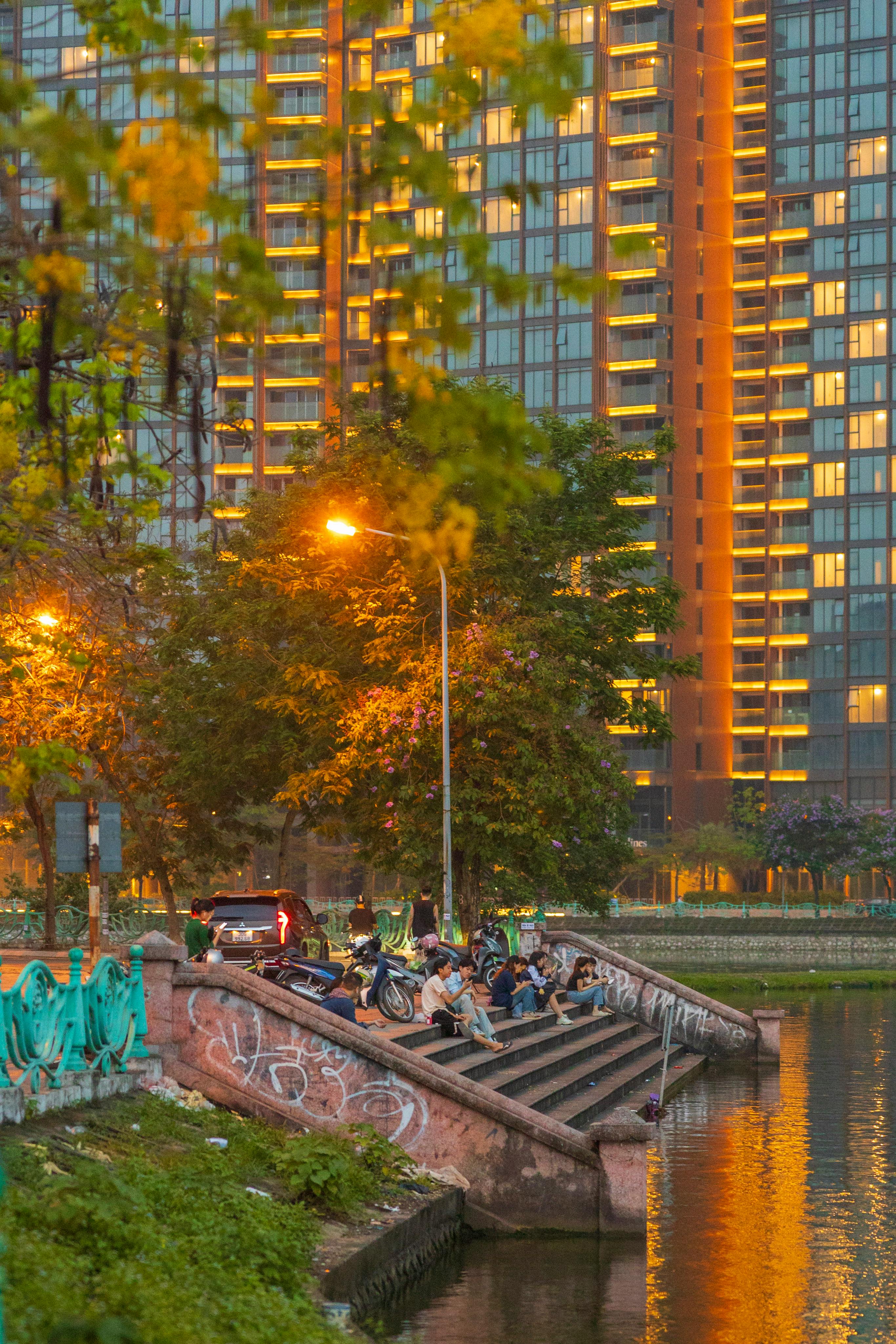 Urban Riverfront Scene with High-Rise Building · Free Stock Photo