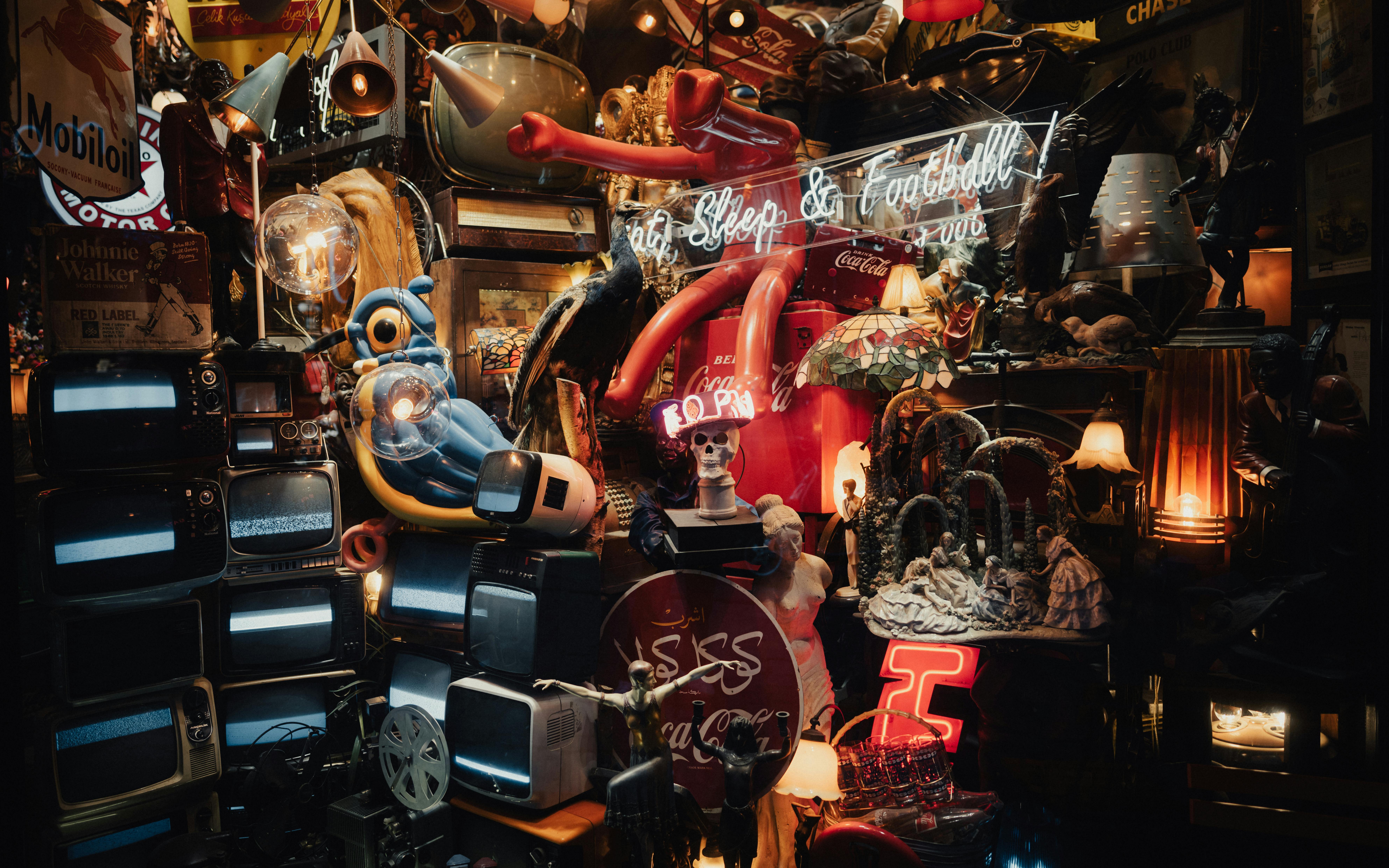 A room filled with many different items · Free Stock Photo