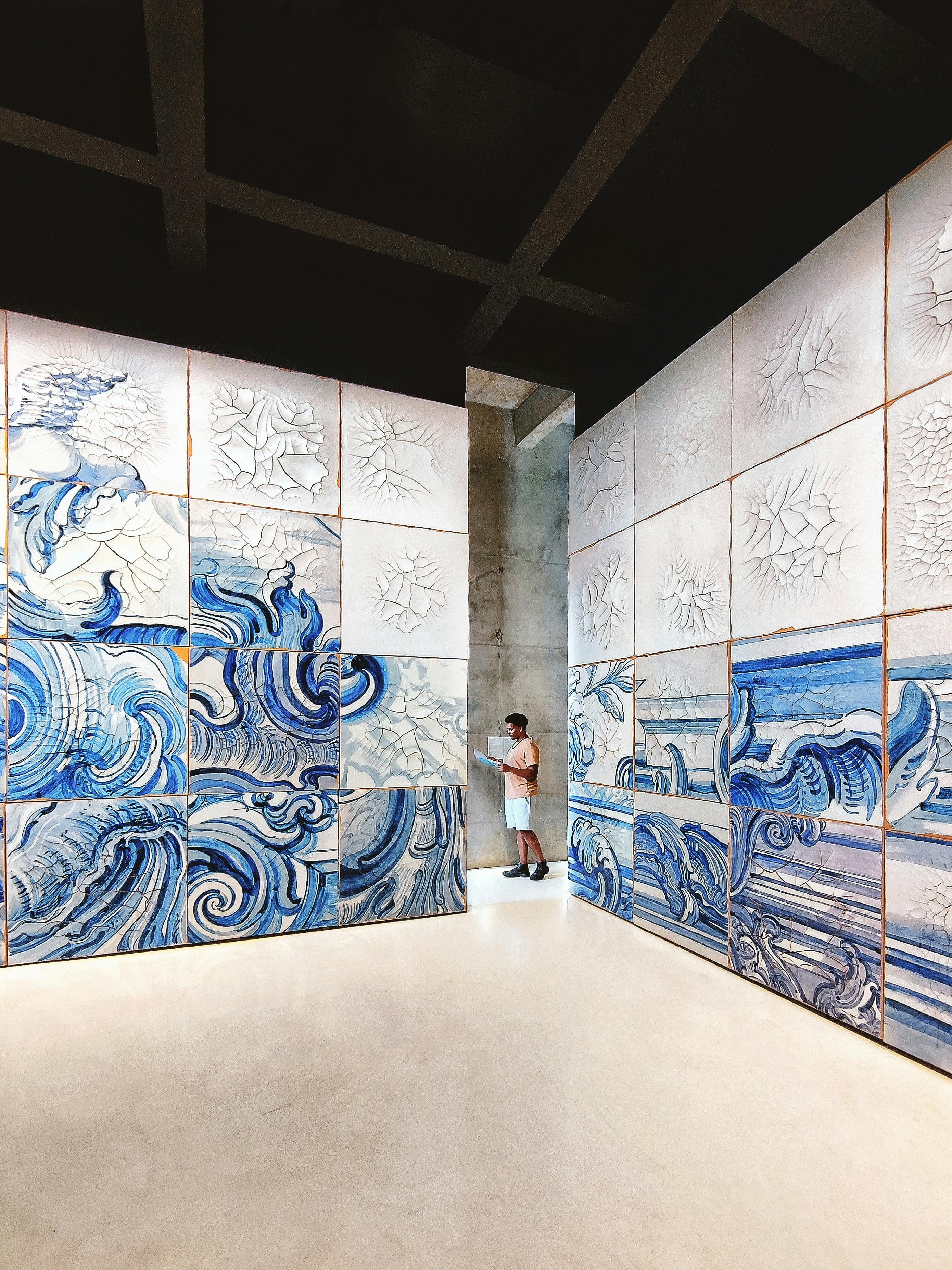 Man behind Gap in Walls of Room with Mosaic · Free Stock Photo