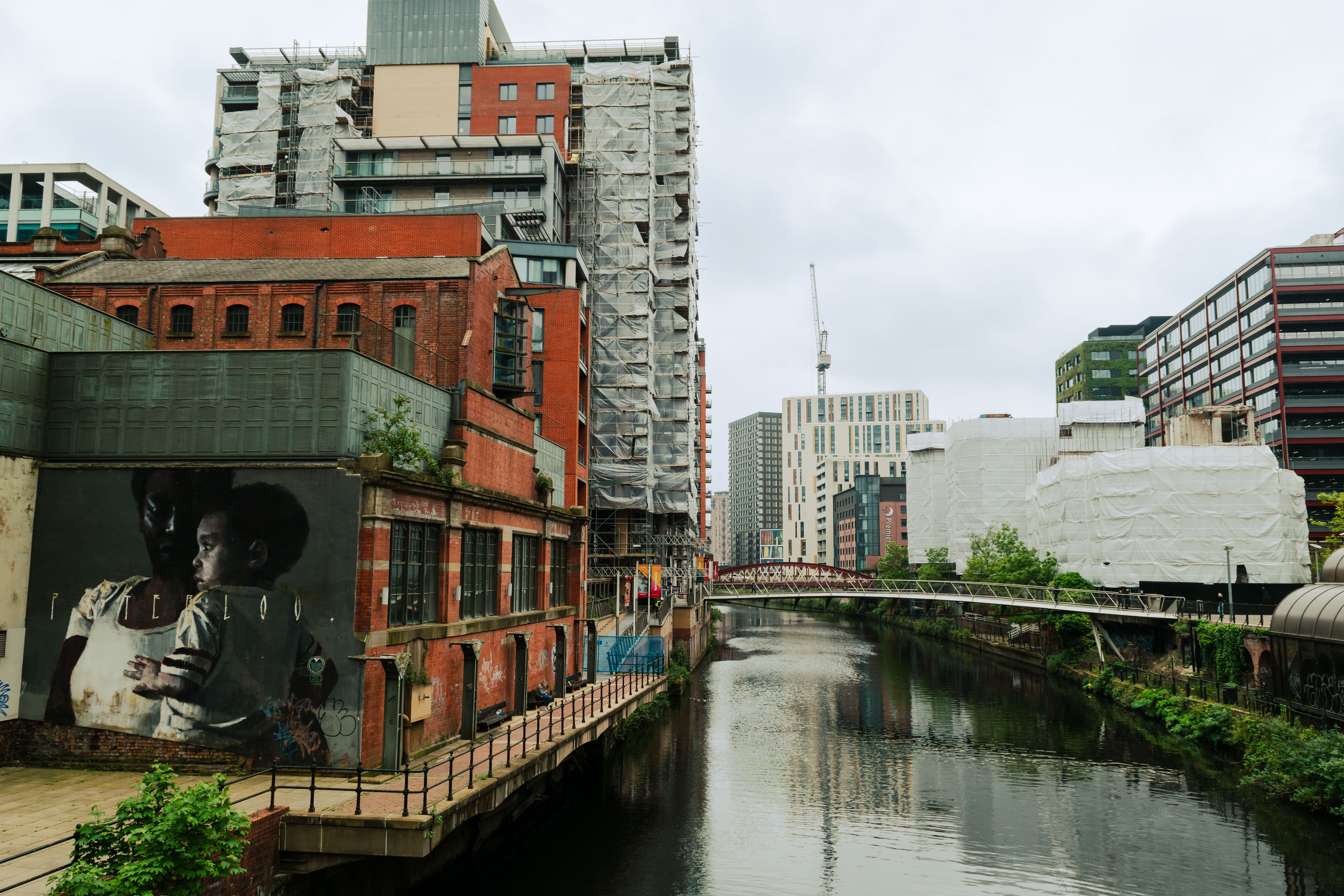 A river with buildings on both sides of it · Free Stock Photo