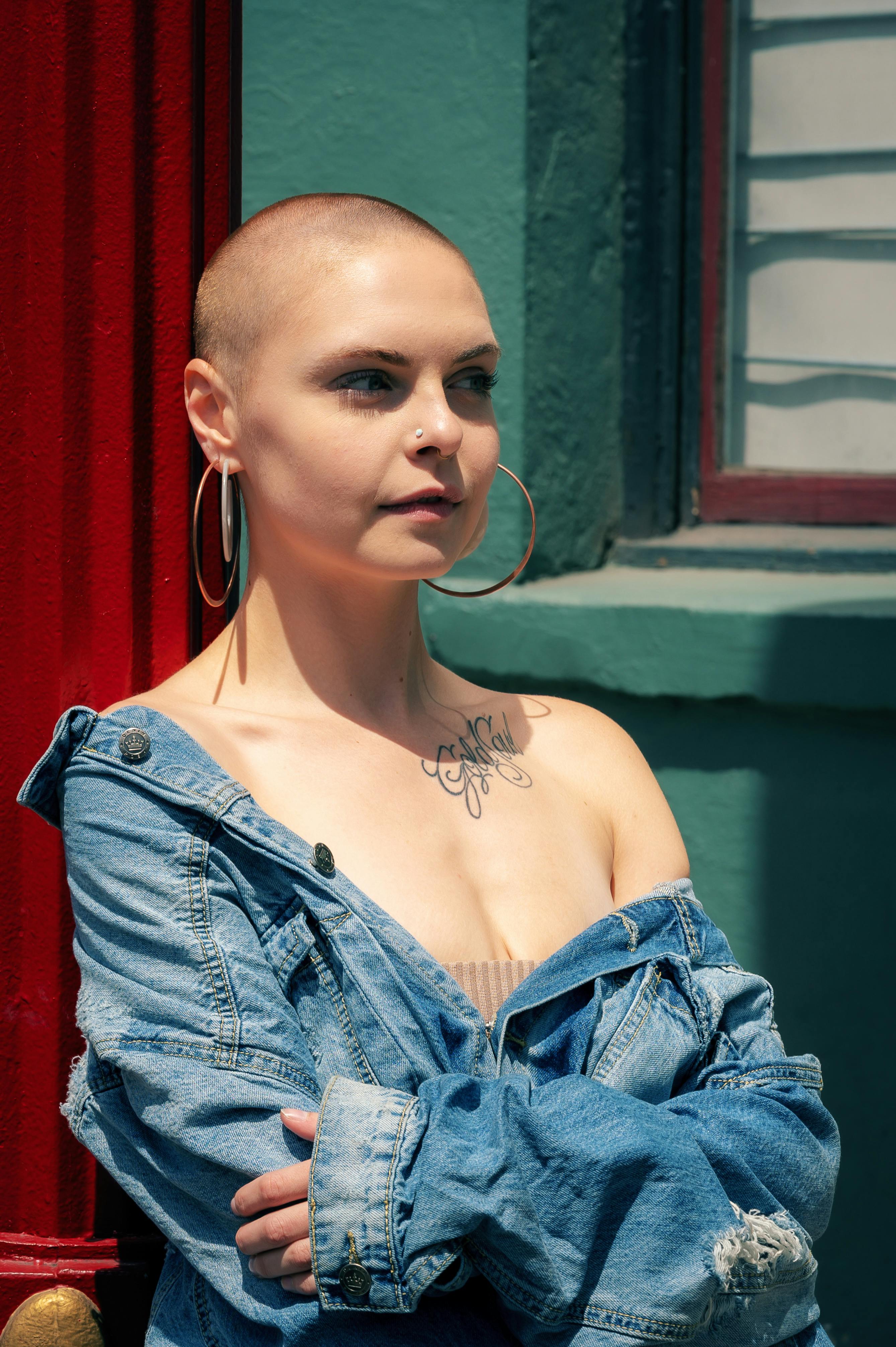 Fénykép Egy Kék Farmerdzsekit Viselő Nőről, Aki Az Ablak Közelében áll ...