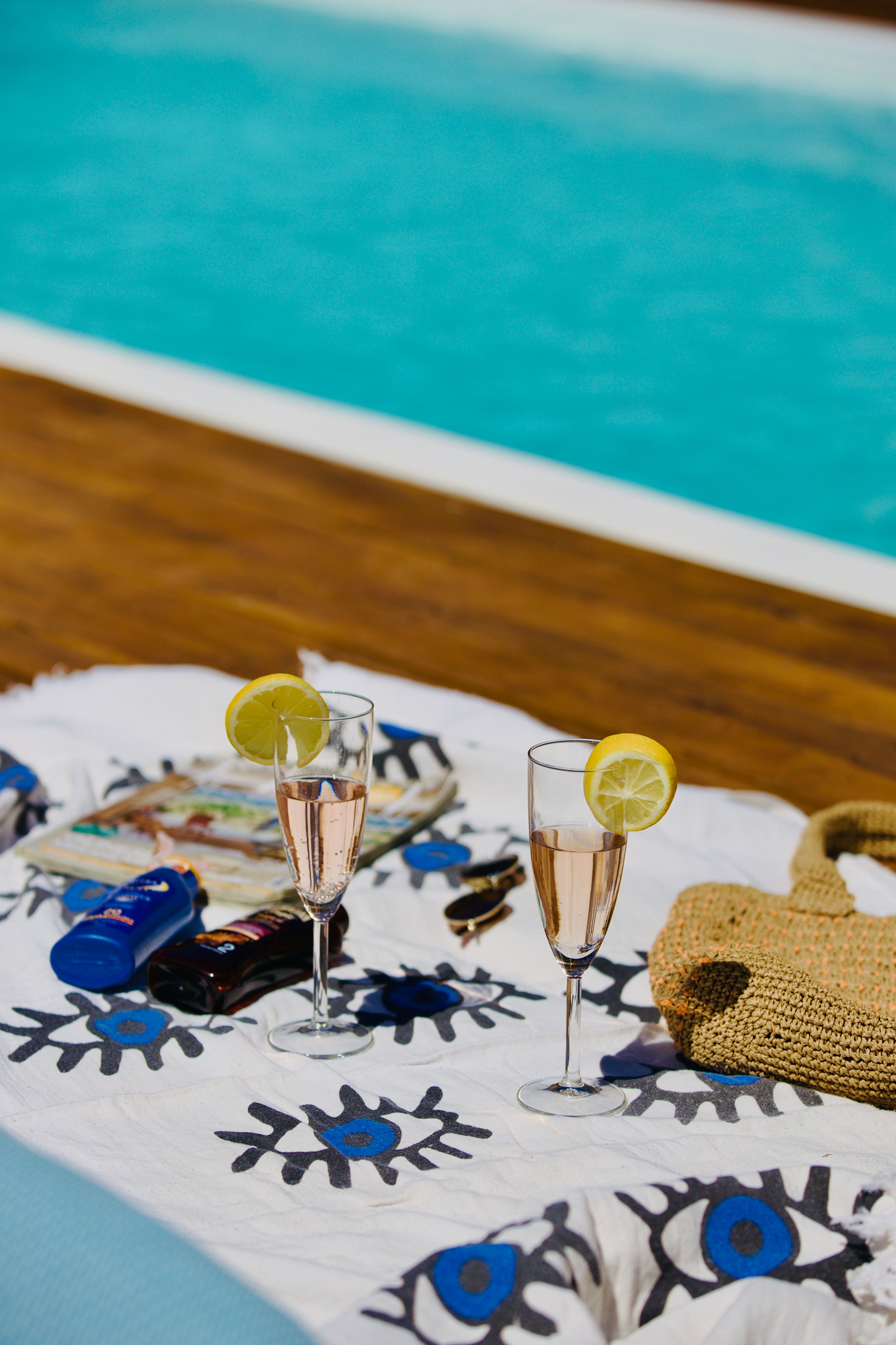 Drinks with Lemon Slices at Pool · Free Stock Photo