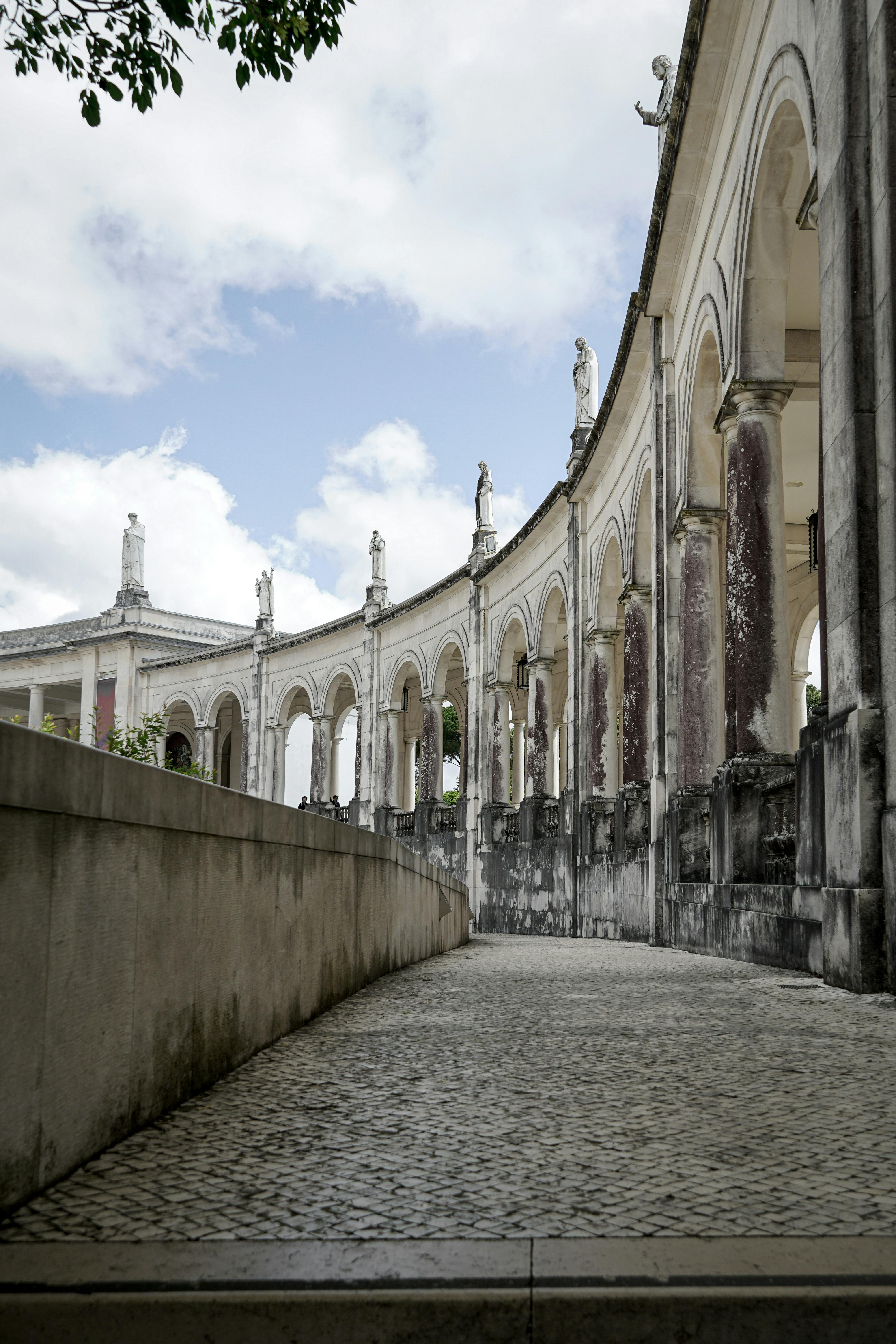 View of the Walkway along an Arcade · Free Stock Photo