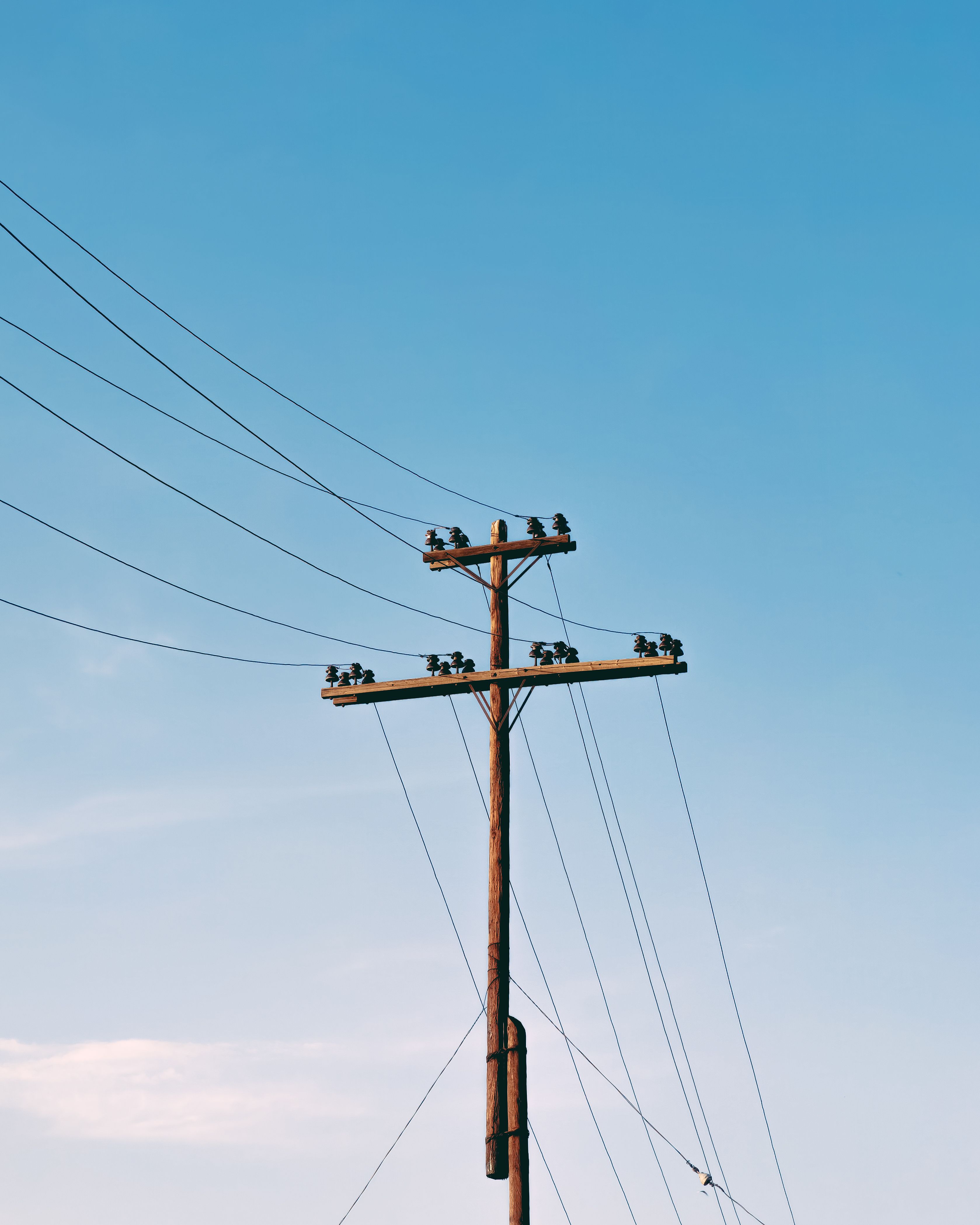 Poste De Madeira Com Fios Contra O Céu Azul · Foto profissional gratuita