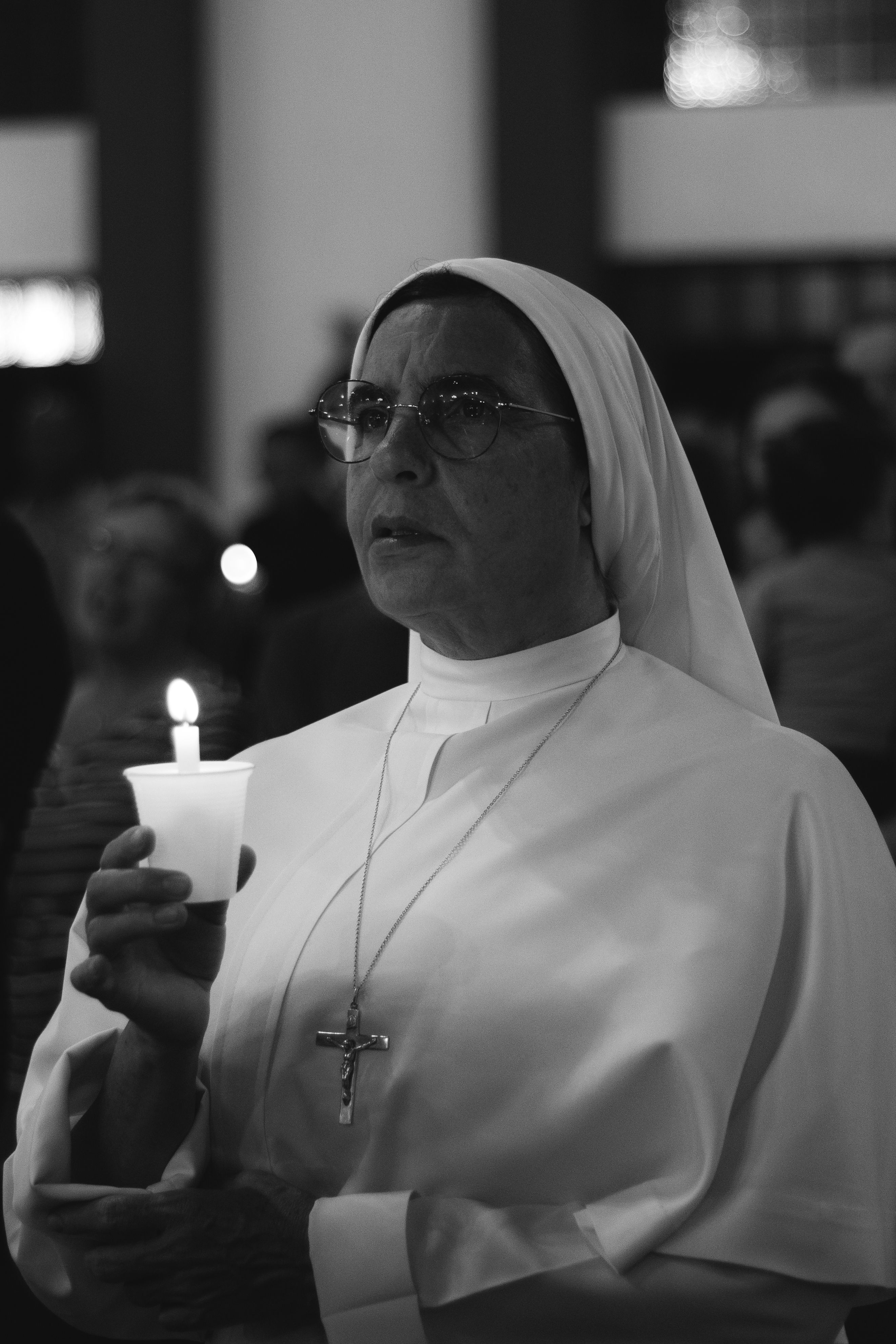 Fotografía En Blanco Y Negro De Una Monja Sosteniendo Una Vela En Una ...