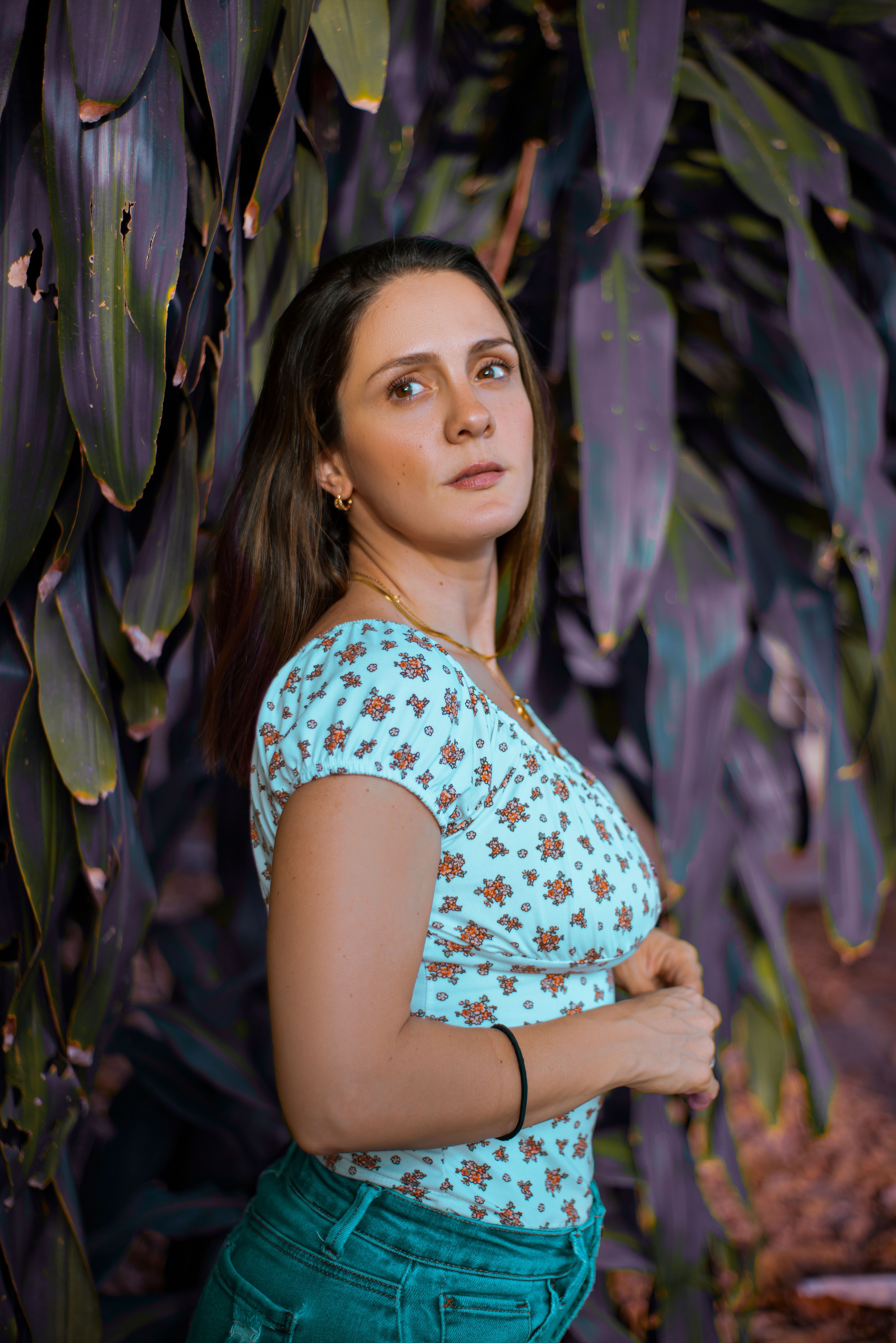 Fotografía De Una Mujer Tendida Sobre El Tronco De Un árbol · Foto de ...