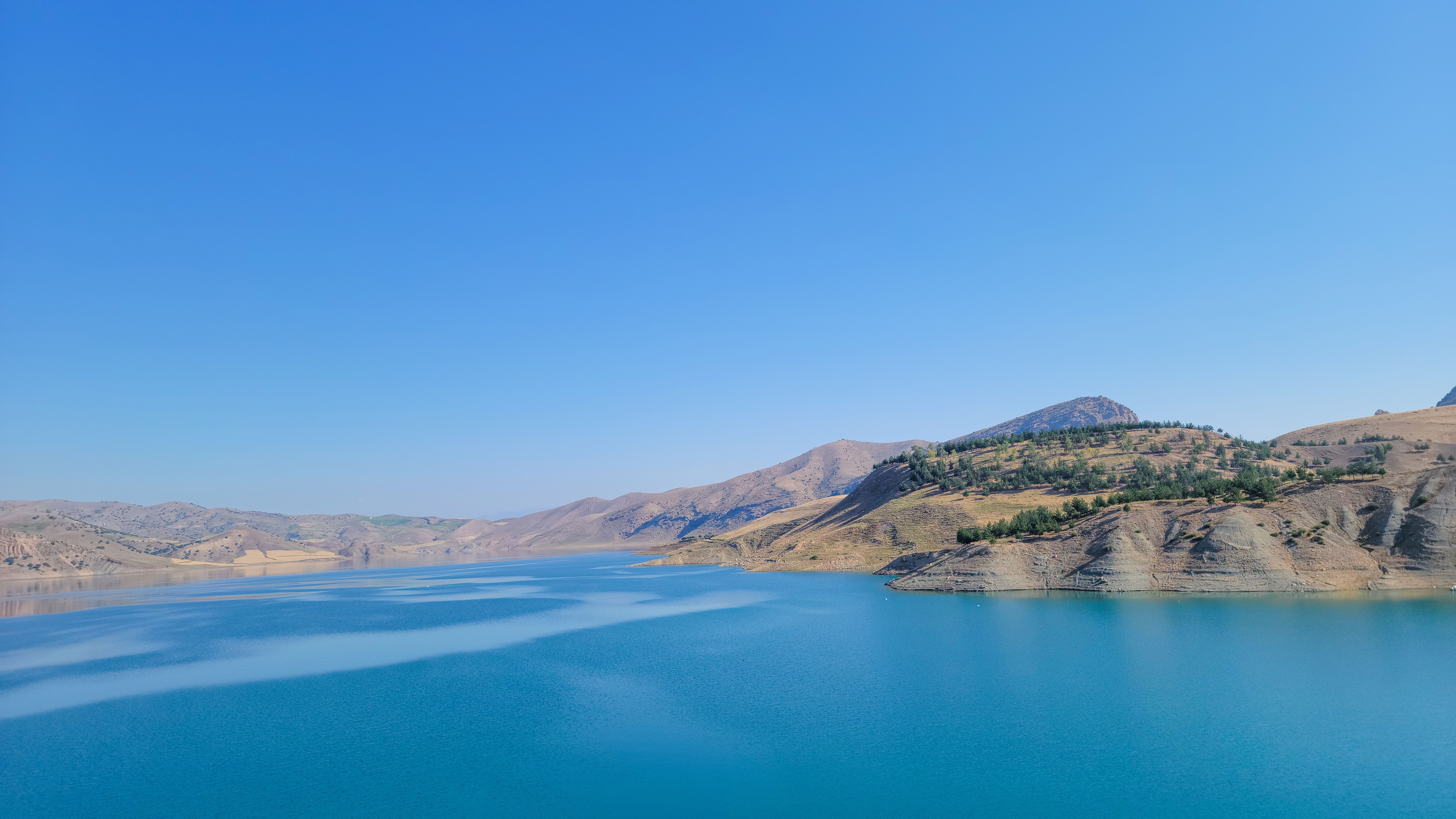Clear Sky over Lake with Hills around · Free Stock Photo