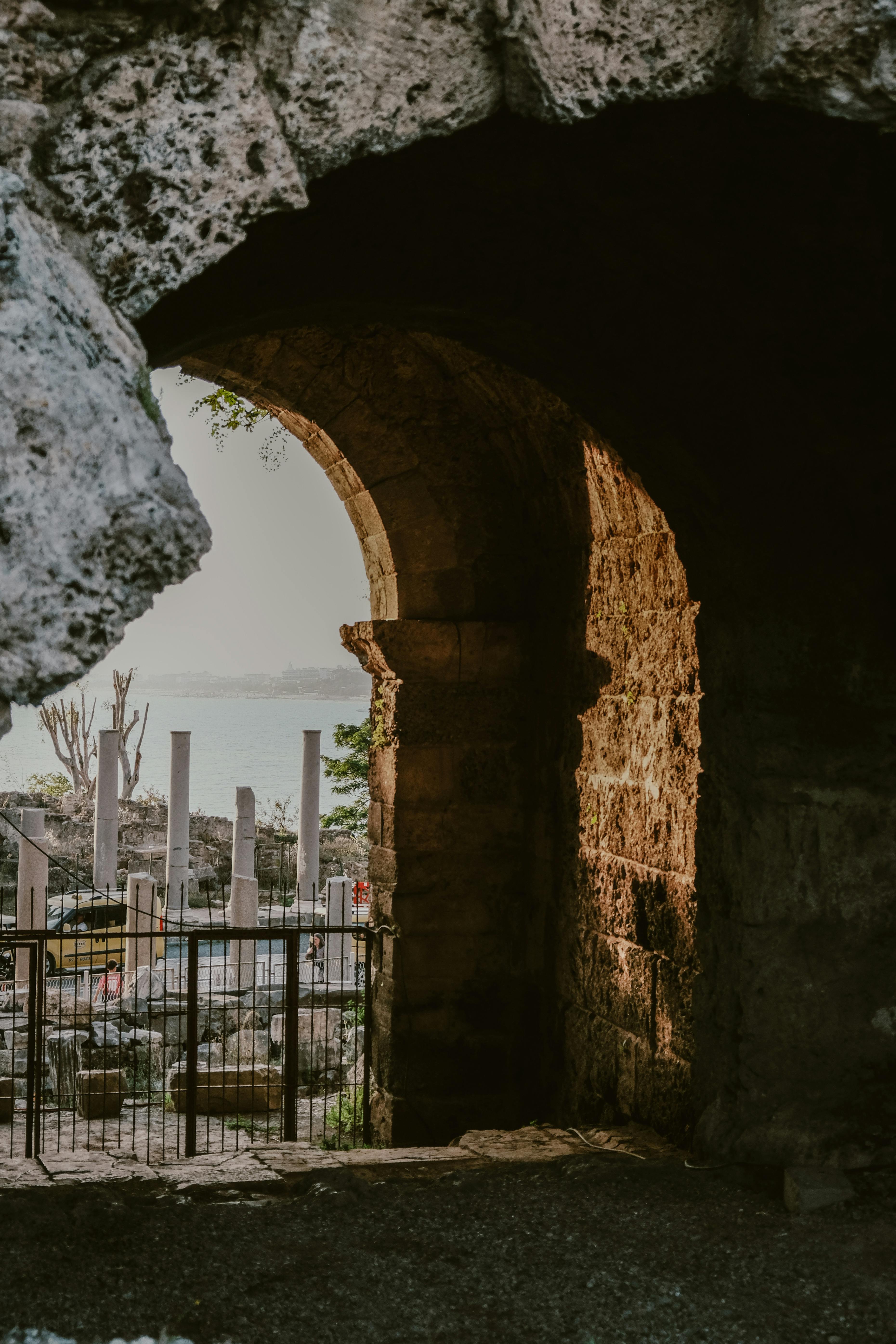 Wall and Gate in Ancient Ruins · Free Stock Photo