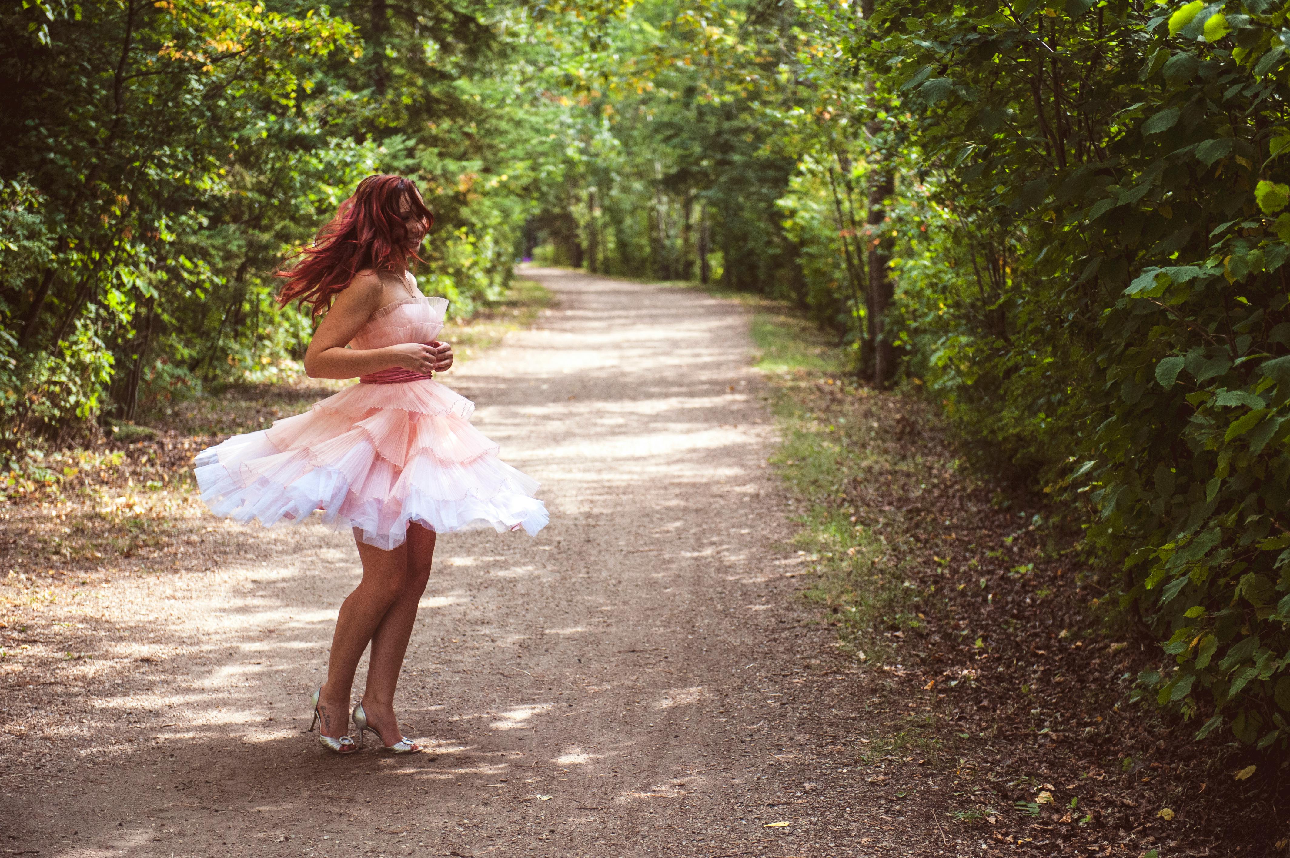 Personne Inconnue Debout Sur Le Chemin Du Désir Brun · Photo gratuite