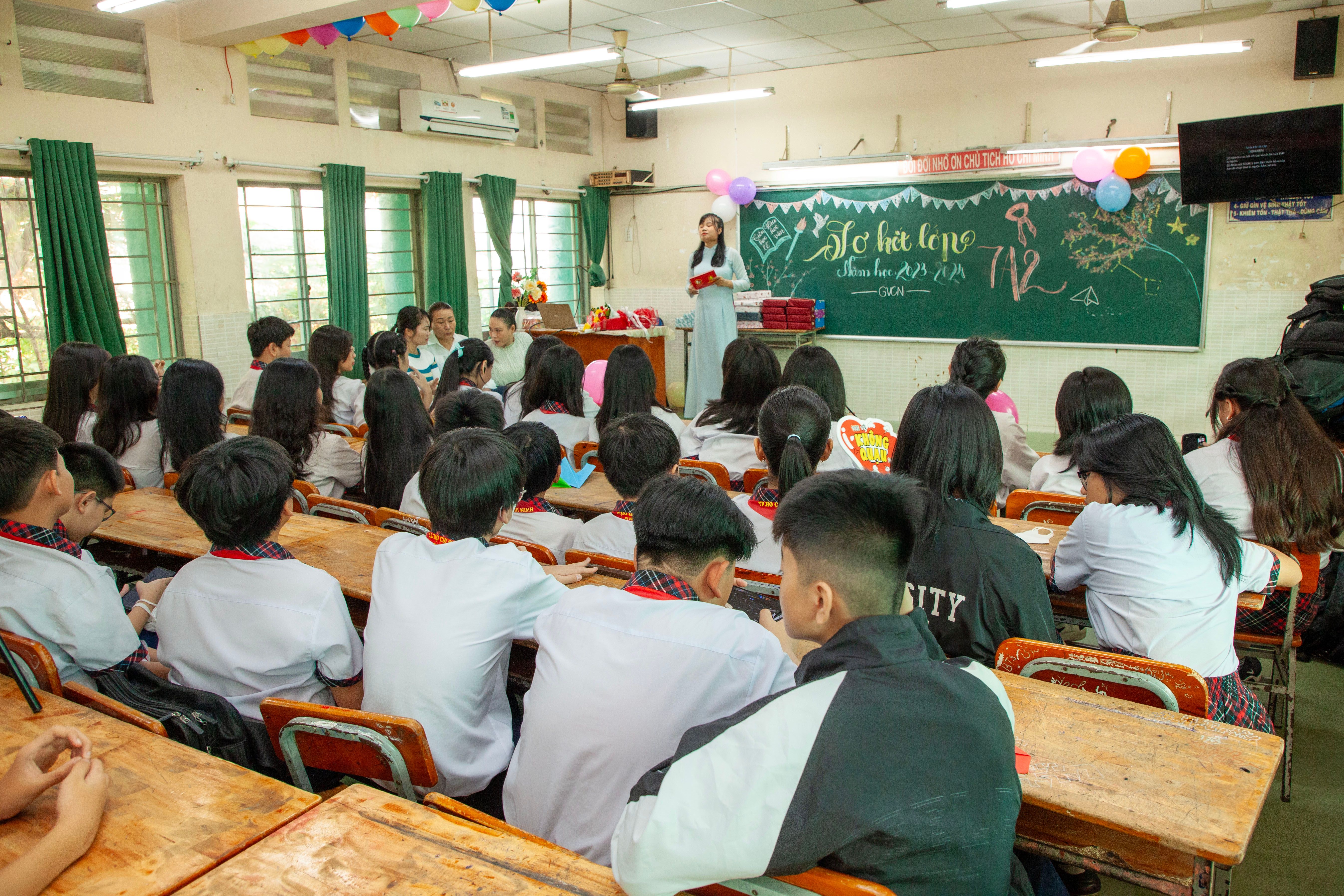 A classroom full of students sitting at desks · Free Stock Photo