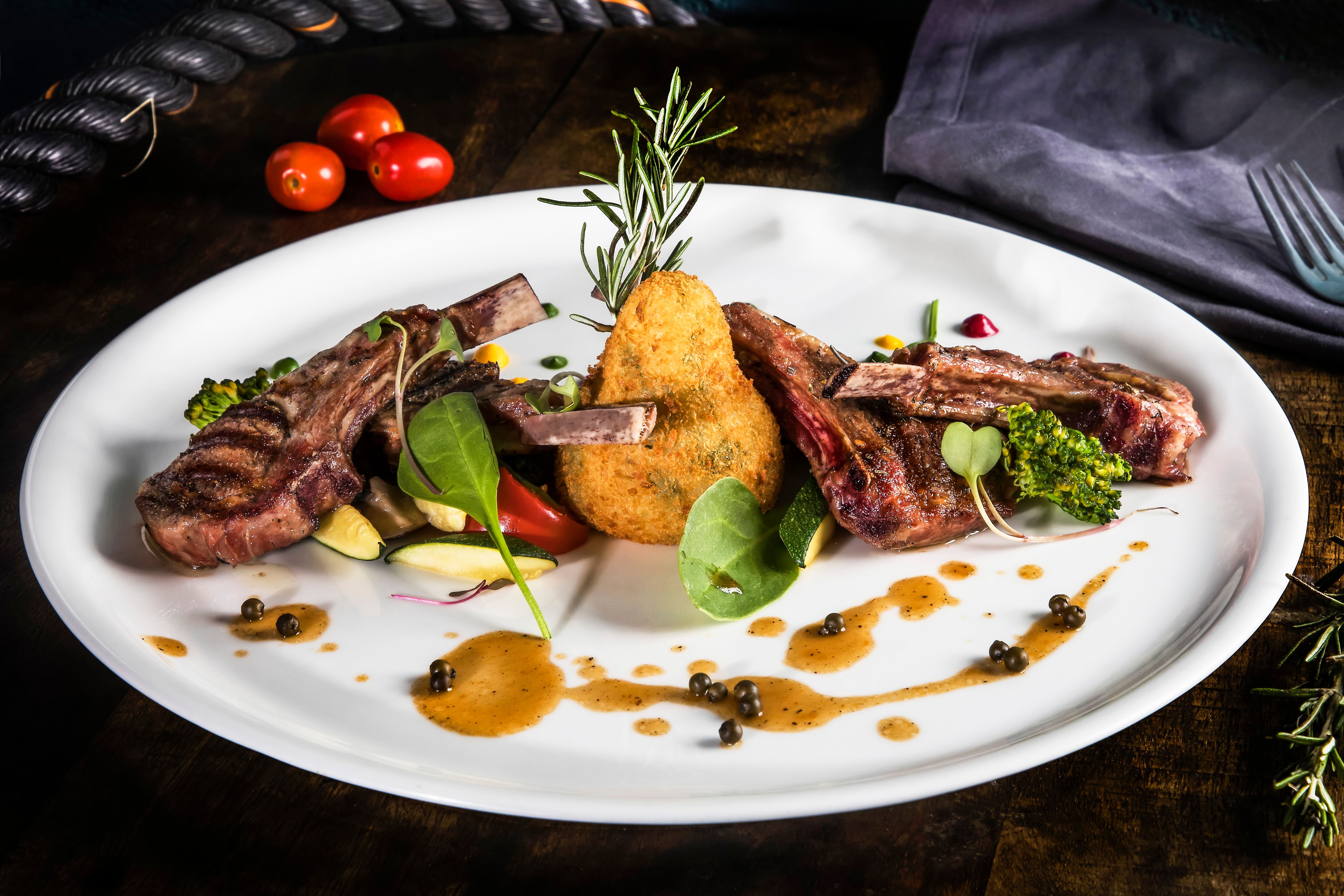 Close Up De Comida Servida En Plato · Foto de stock gratuita
