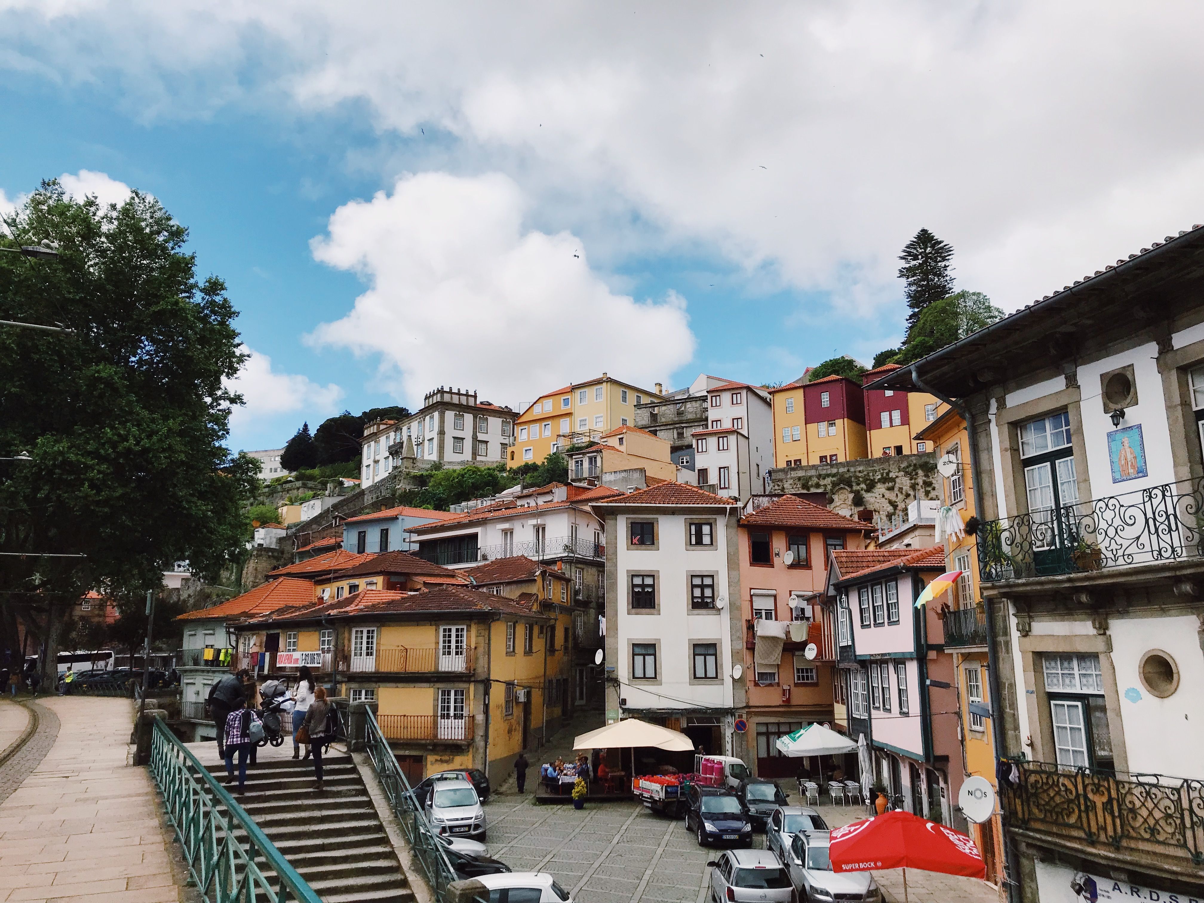 Banderas Colgadas En Terrazas · Foto de stock gratuita
