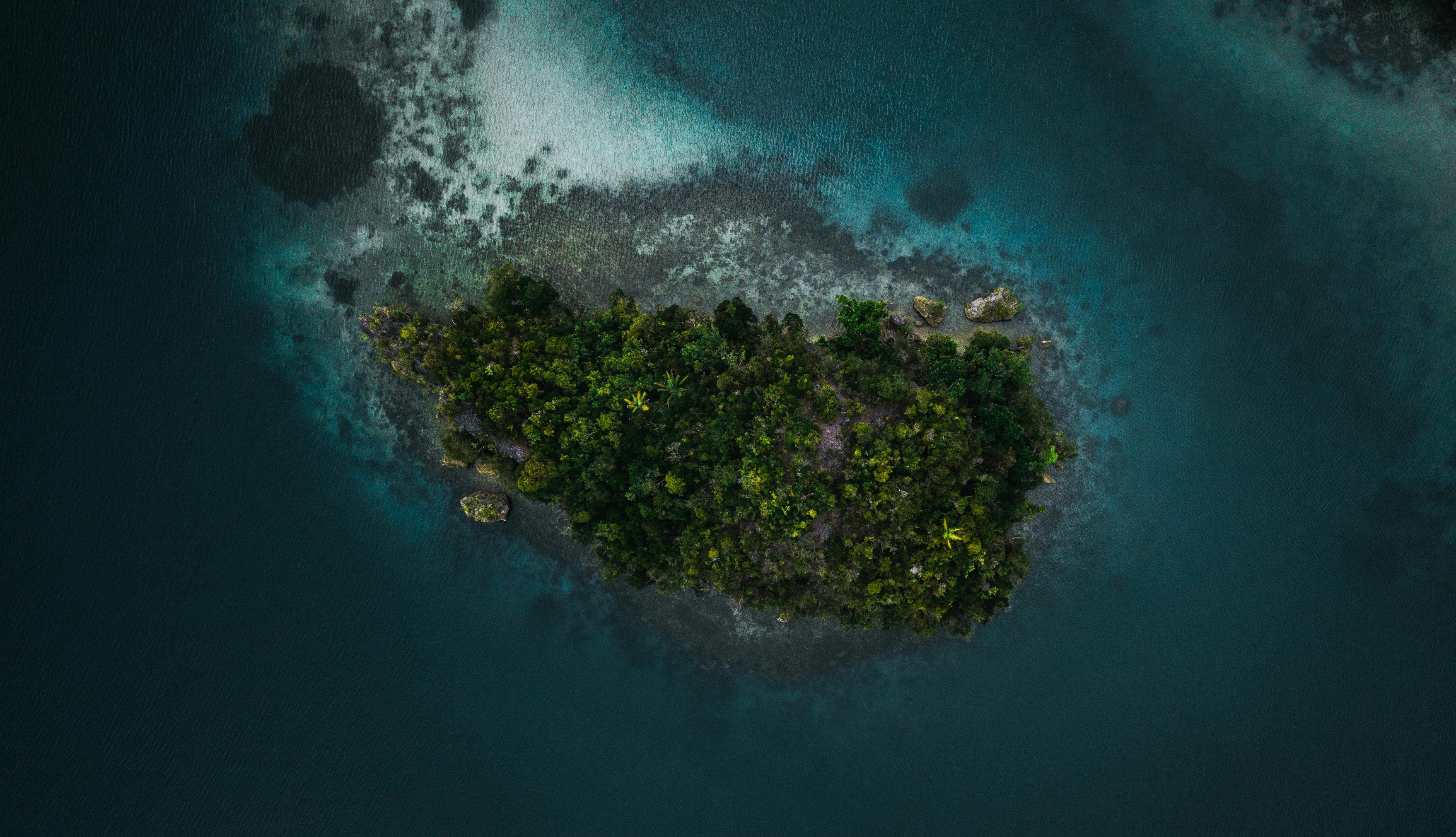 Oval White Sand Island at Daytime · Free Stock Photo