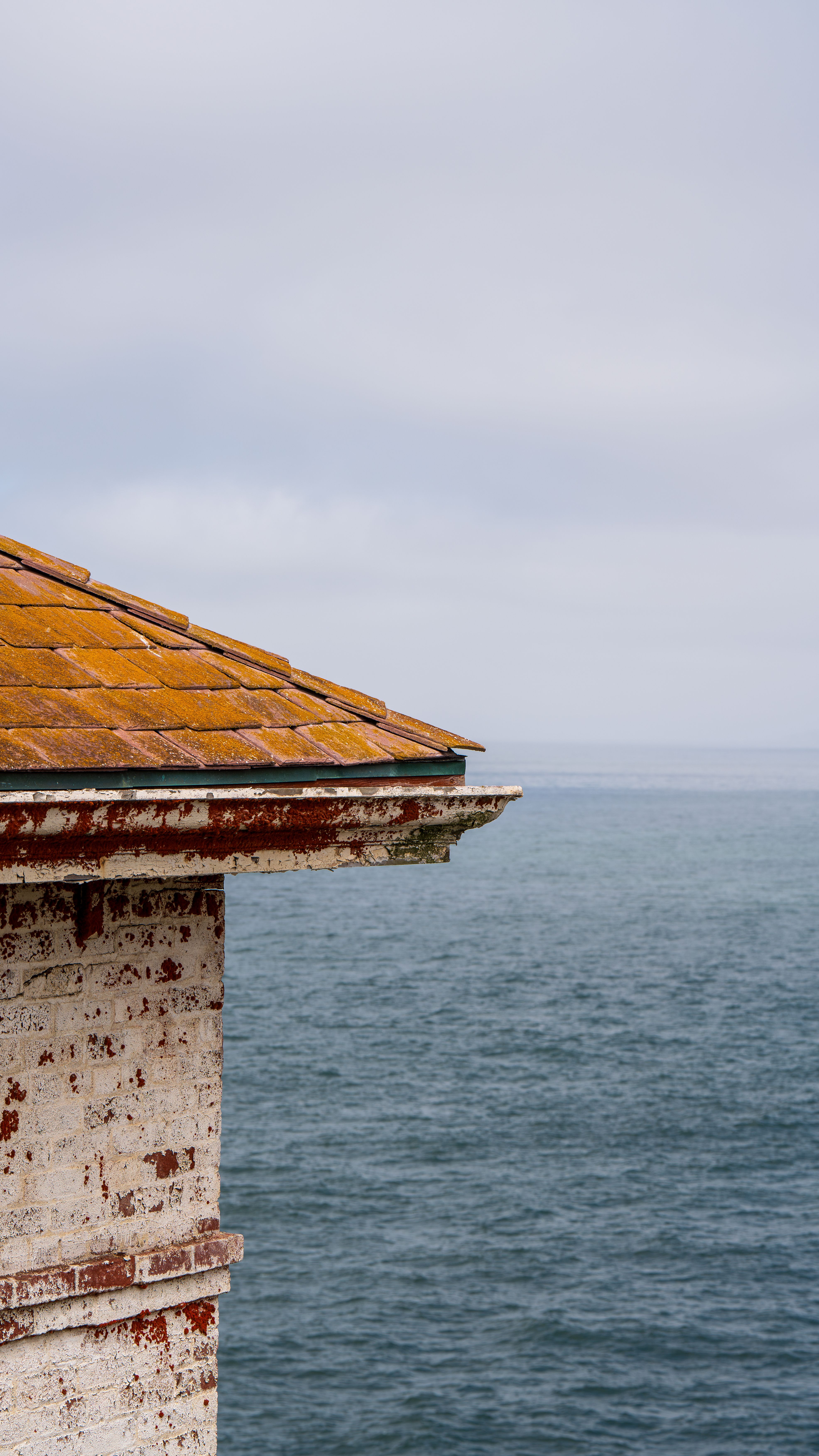 A view of the ocean from the top of a roof · Free Stock Photo