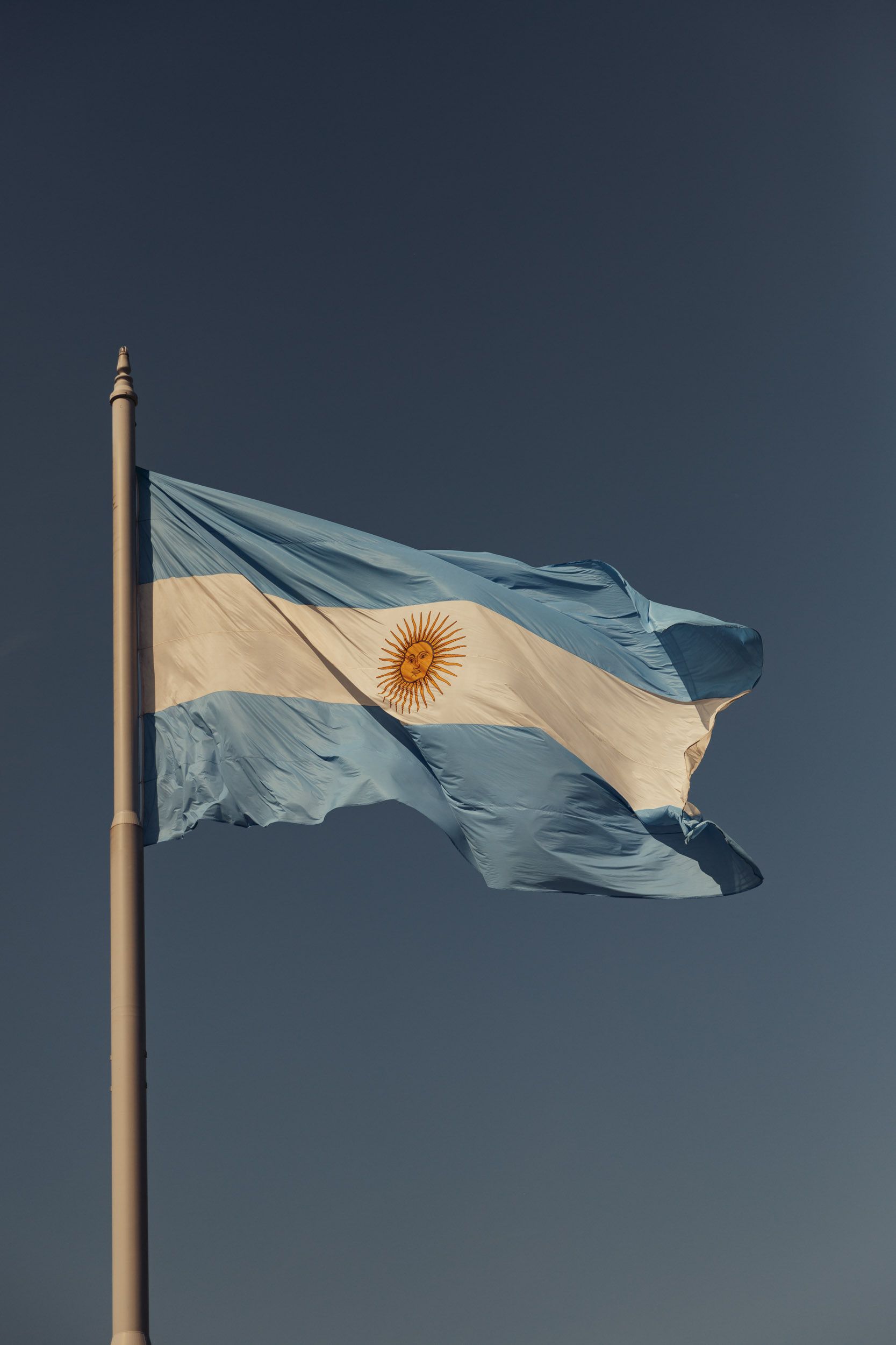 Bandera Argentina Ondeando En Un Mástil · Foto de stock gratuita