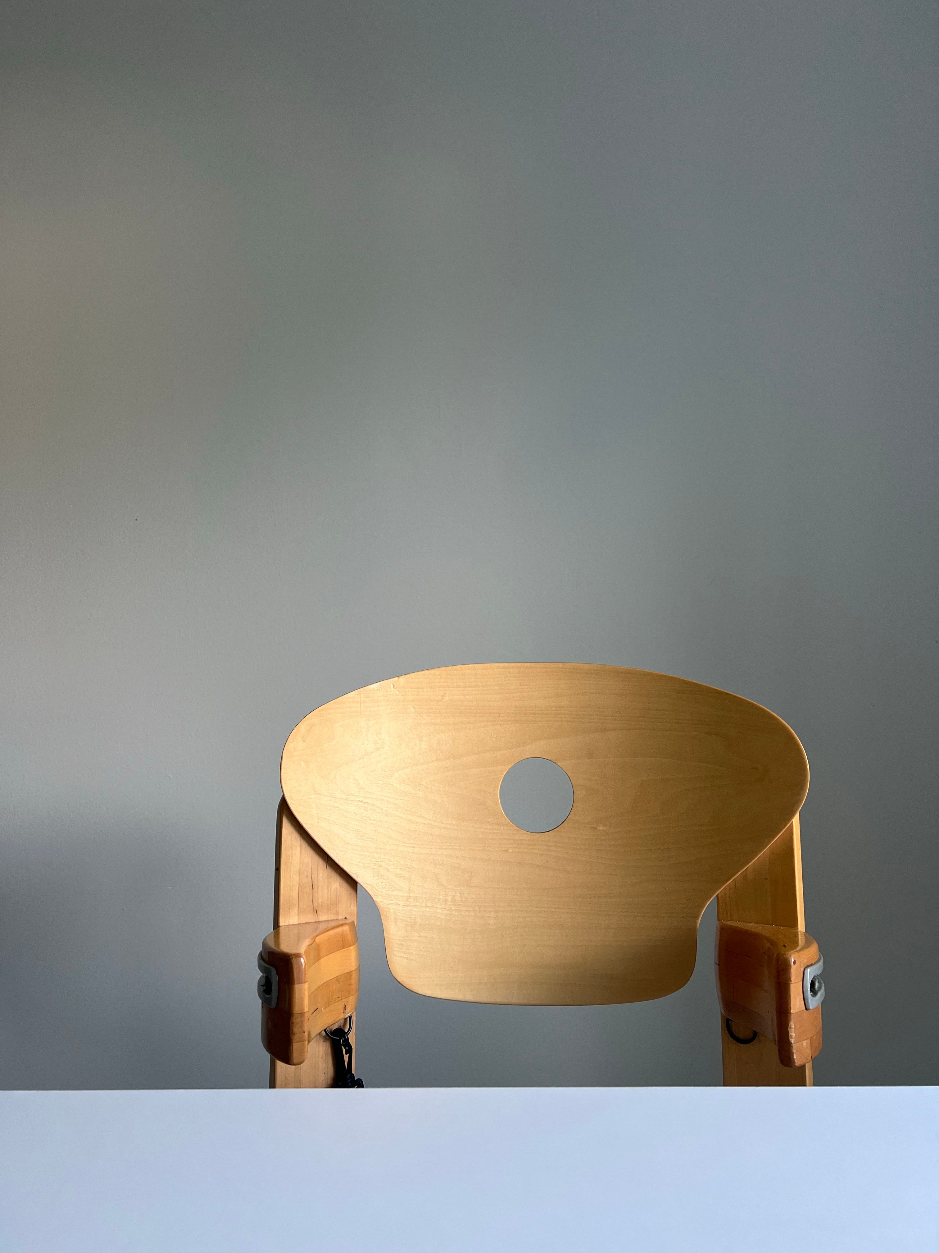 Round table against black wall · Free Stock Photo
