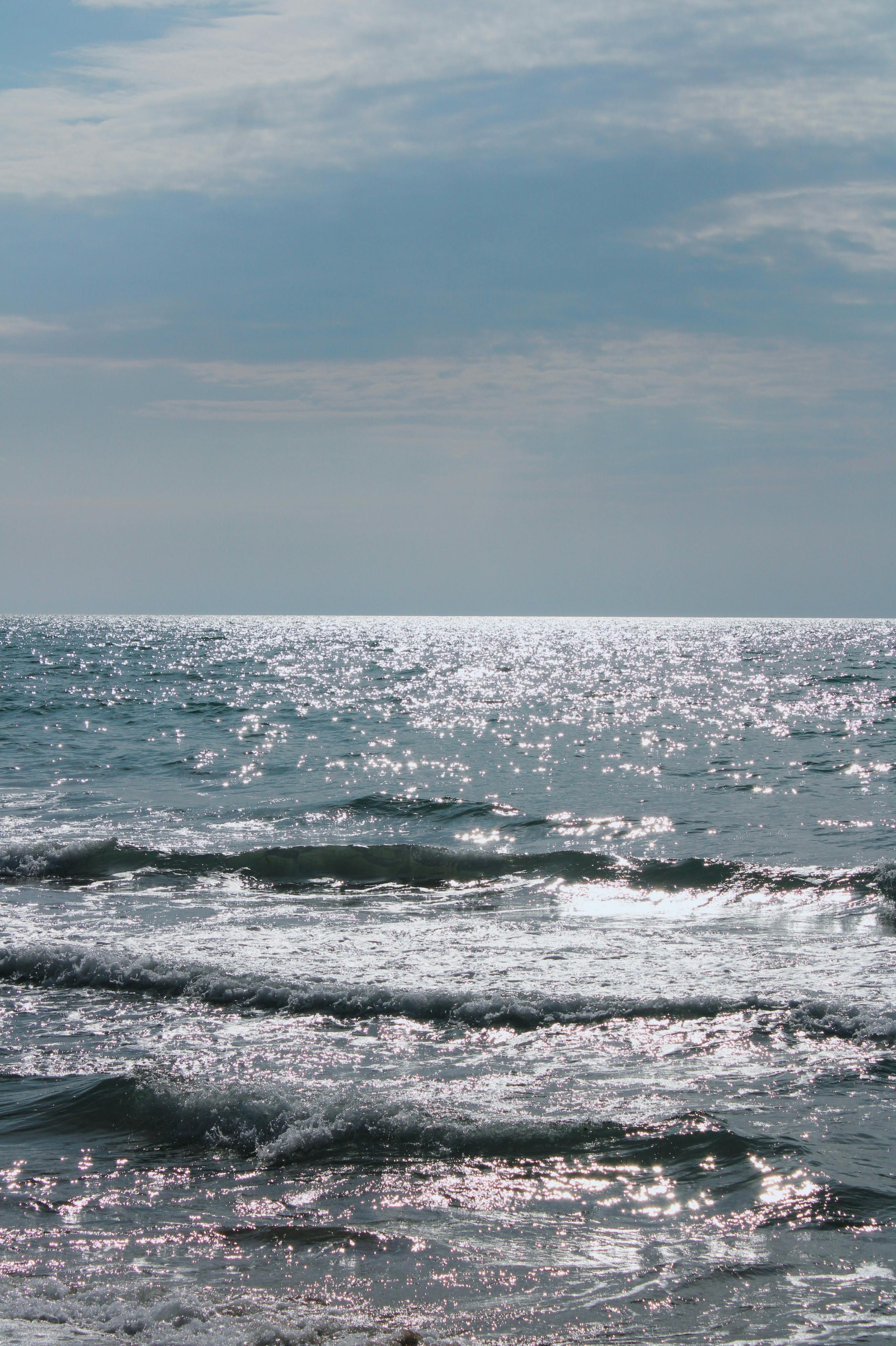 Olas Brillantes En La Orilla Del Mar · Foto de stock gratuita