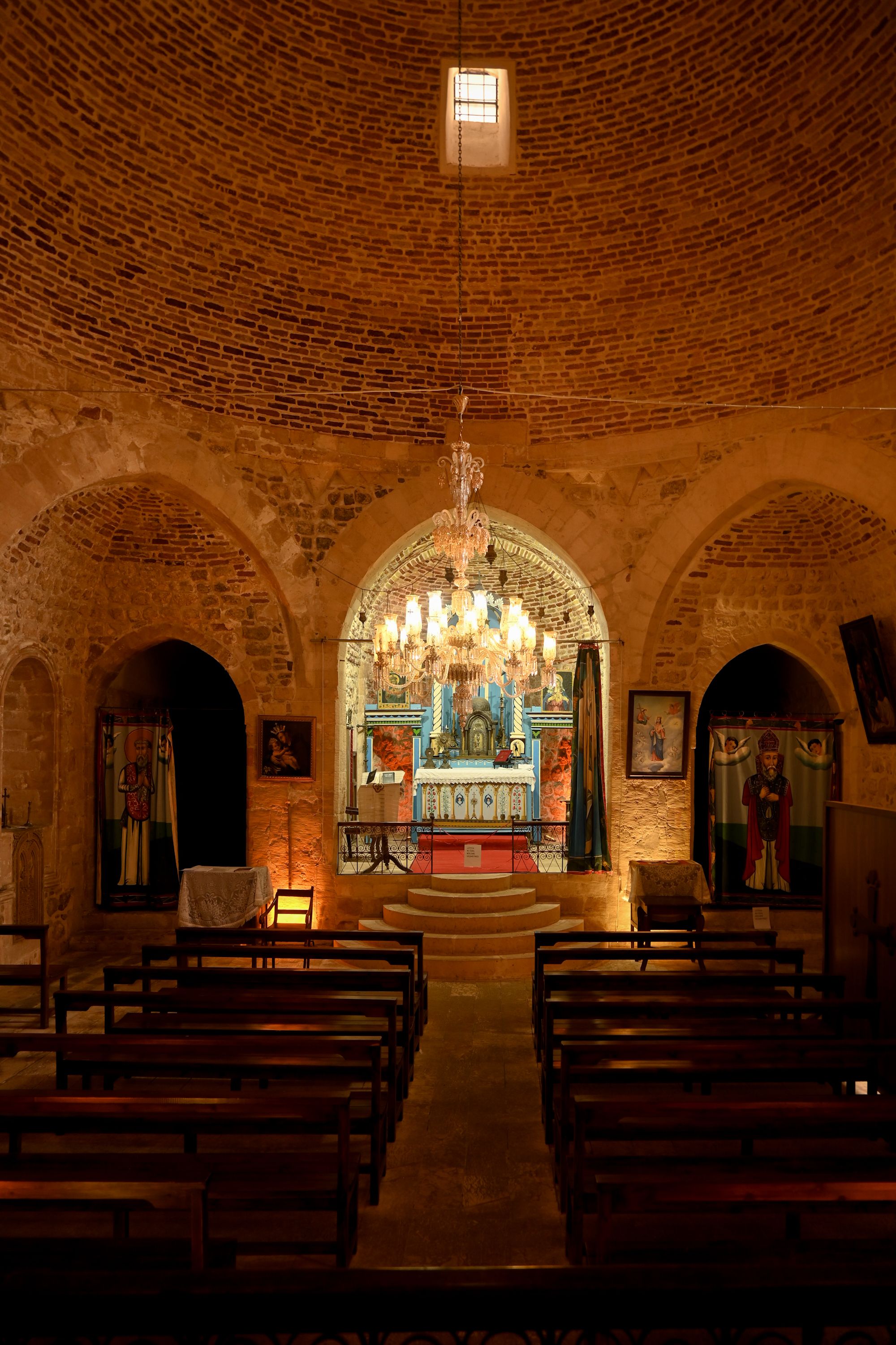 Foto de stock gratuita sobre altar, asientos, bancos, bóveda, iglesia ...