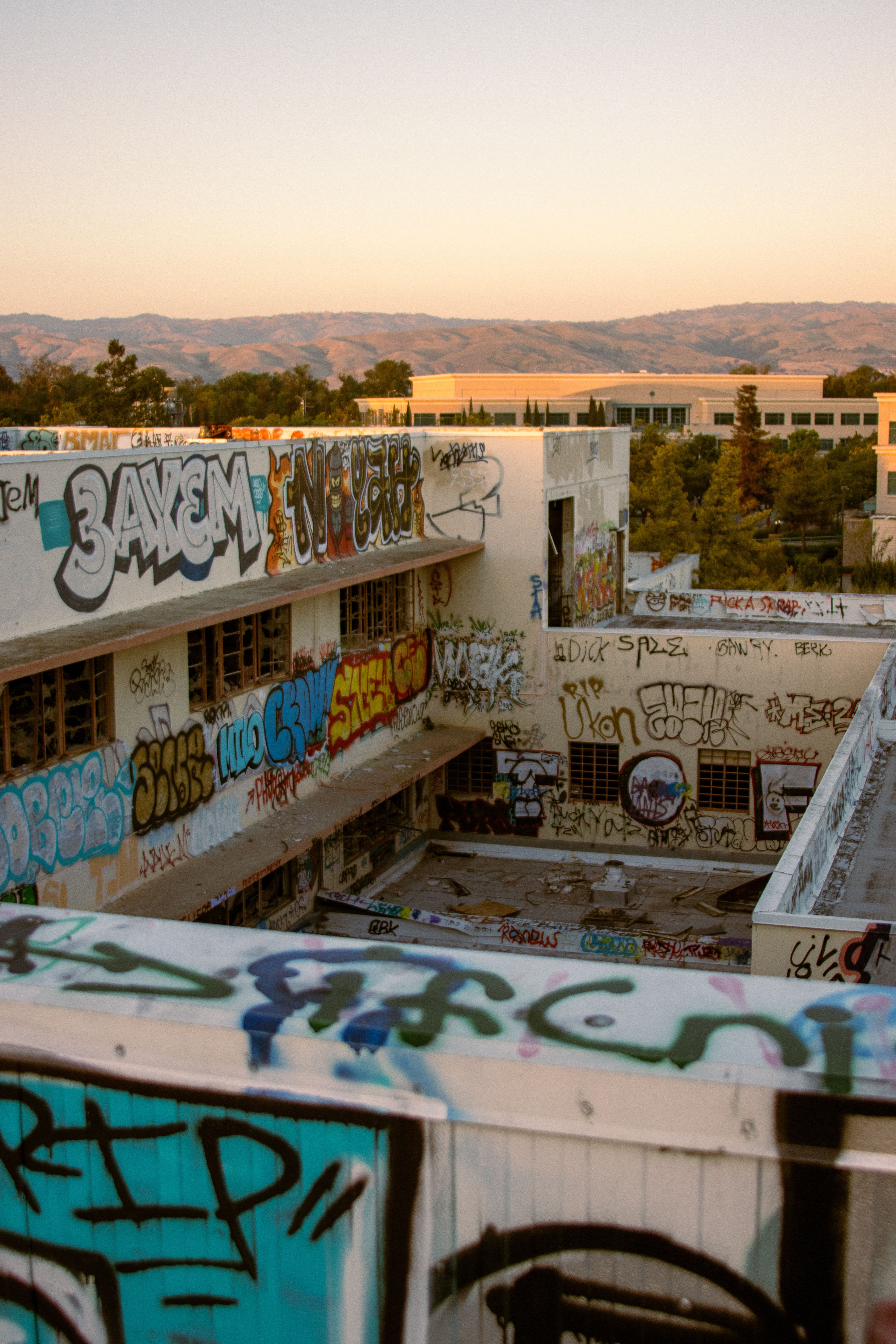 Graffiti on the side of a building in a city · Free Stock Photo
