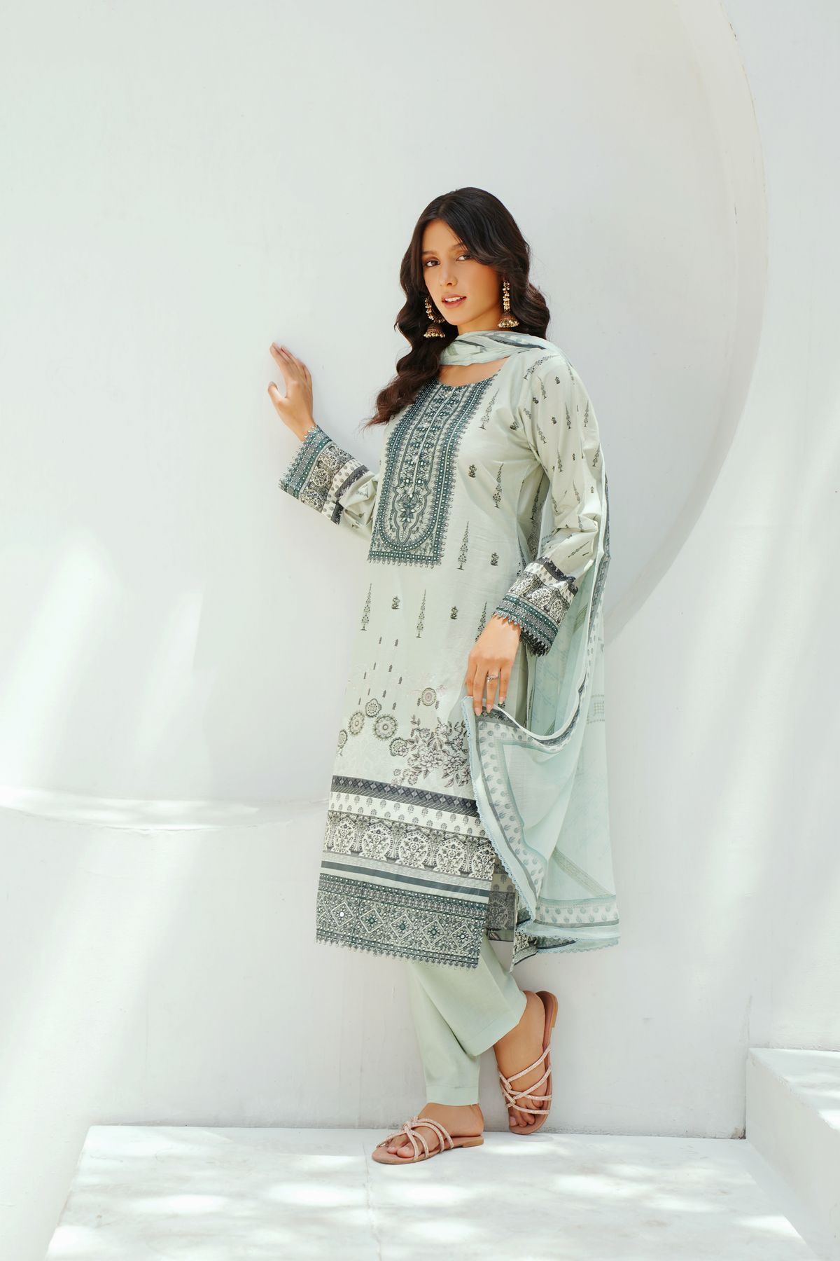 Pakistani Women In Shalwar Kameez Photos, Download The BEST Free ...