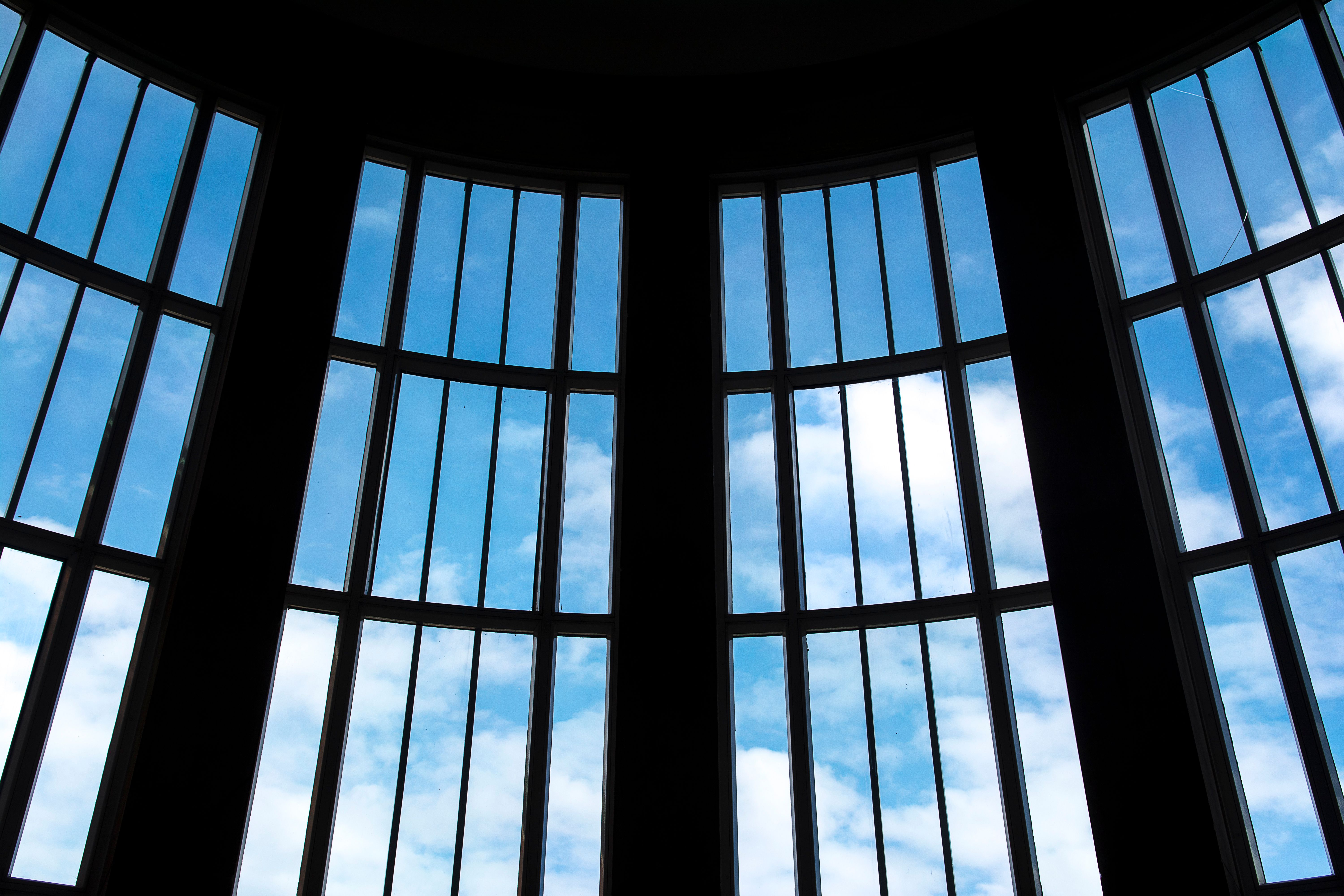 A window with a view of the sky and clouds · Free Stock Photo