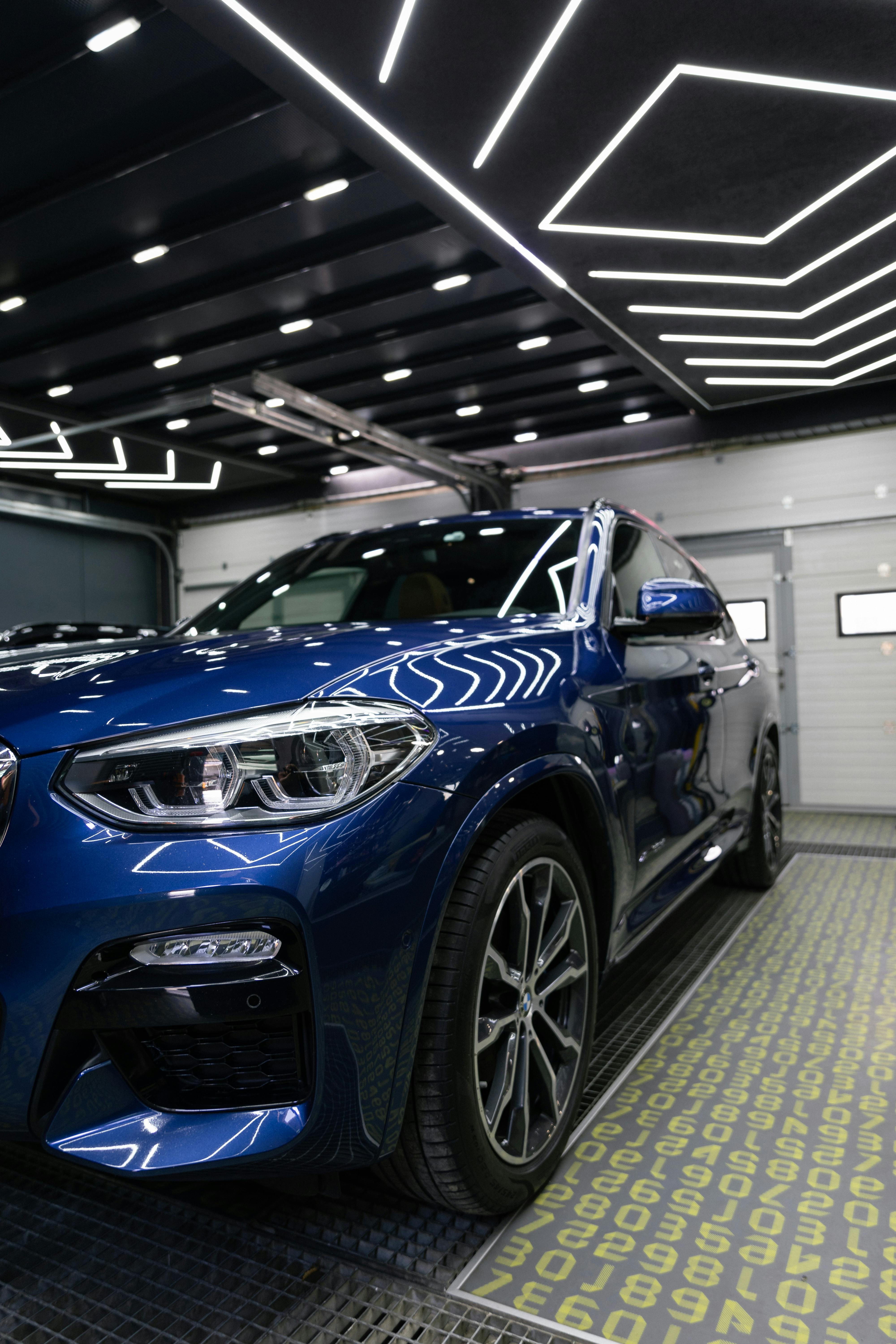 Photo gratuite de automobile, bmw, bmw x3, contemporain, garage, garé, luxe, moderne, reflet ...